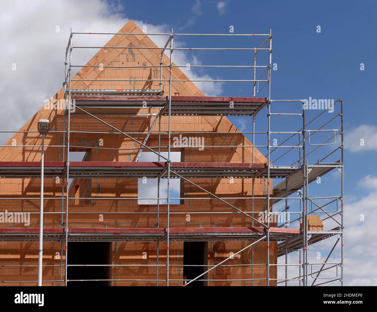 Scaffold scaffolding building house hi-res stock photography and images ...