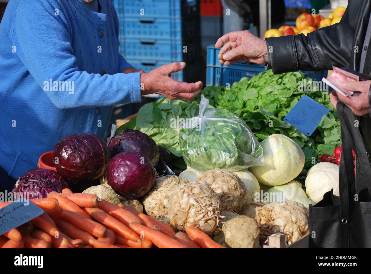 paying, market stall, vegetable sales, market stalls Stock Photo - Alamy