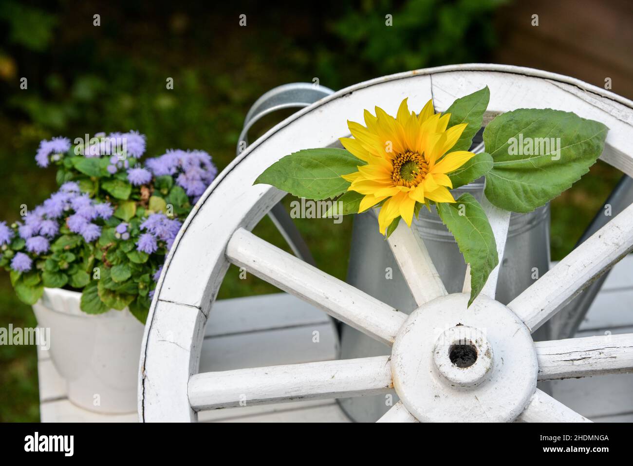 cottage, wagon wheel, garden decoration, cottages, wagon wheels, garden ...