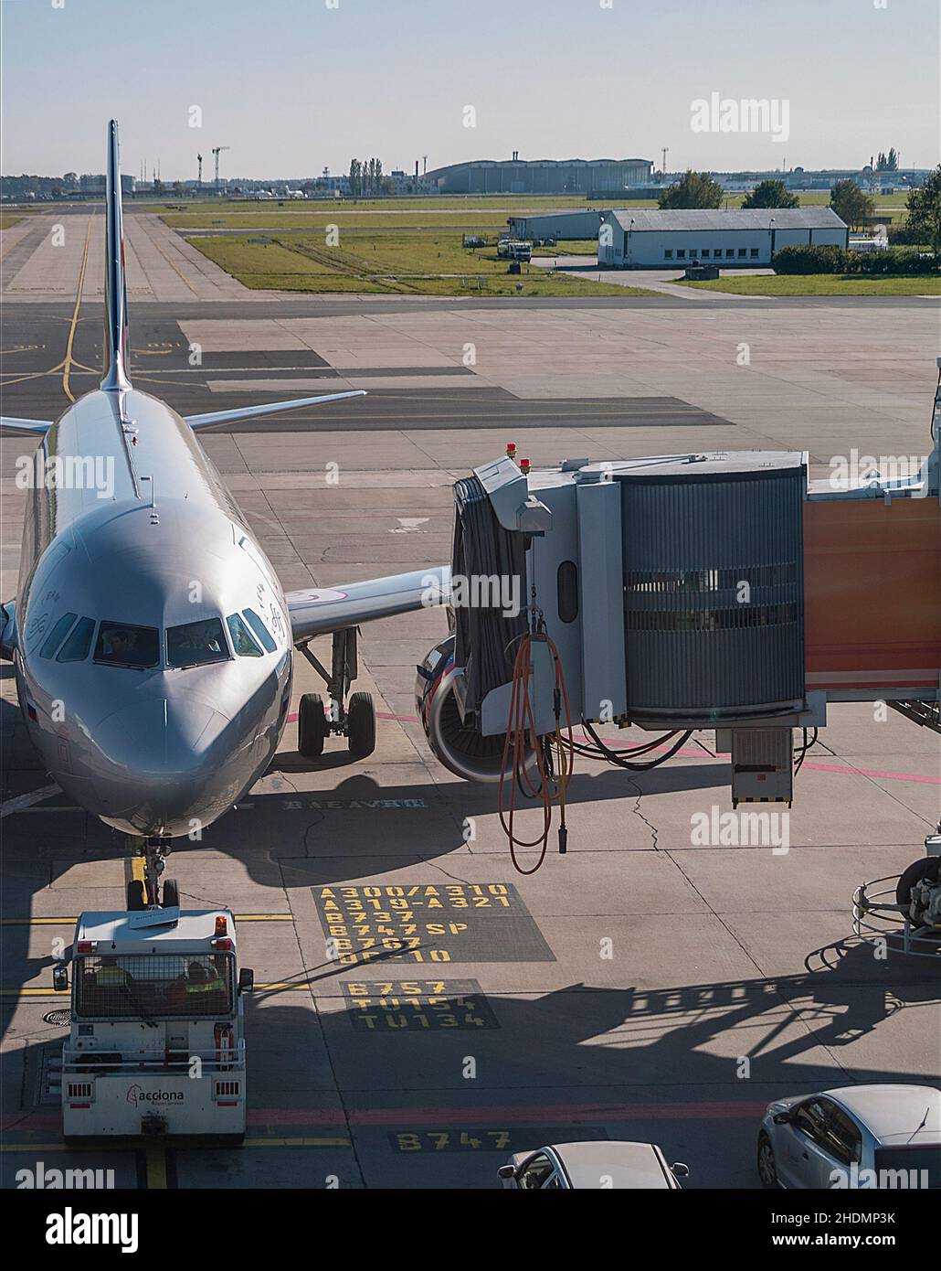 Airplane bridge hi-res stock photography and images - Alamy