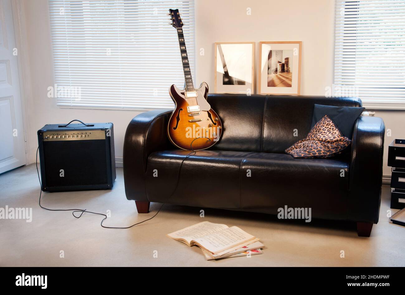 Frames guitars hi-res stock photography and images - Alamy