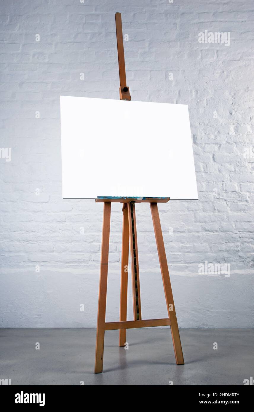 Wooden art easels hi-res stock photography and images - Alamy