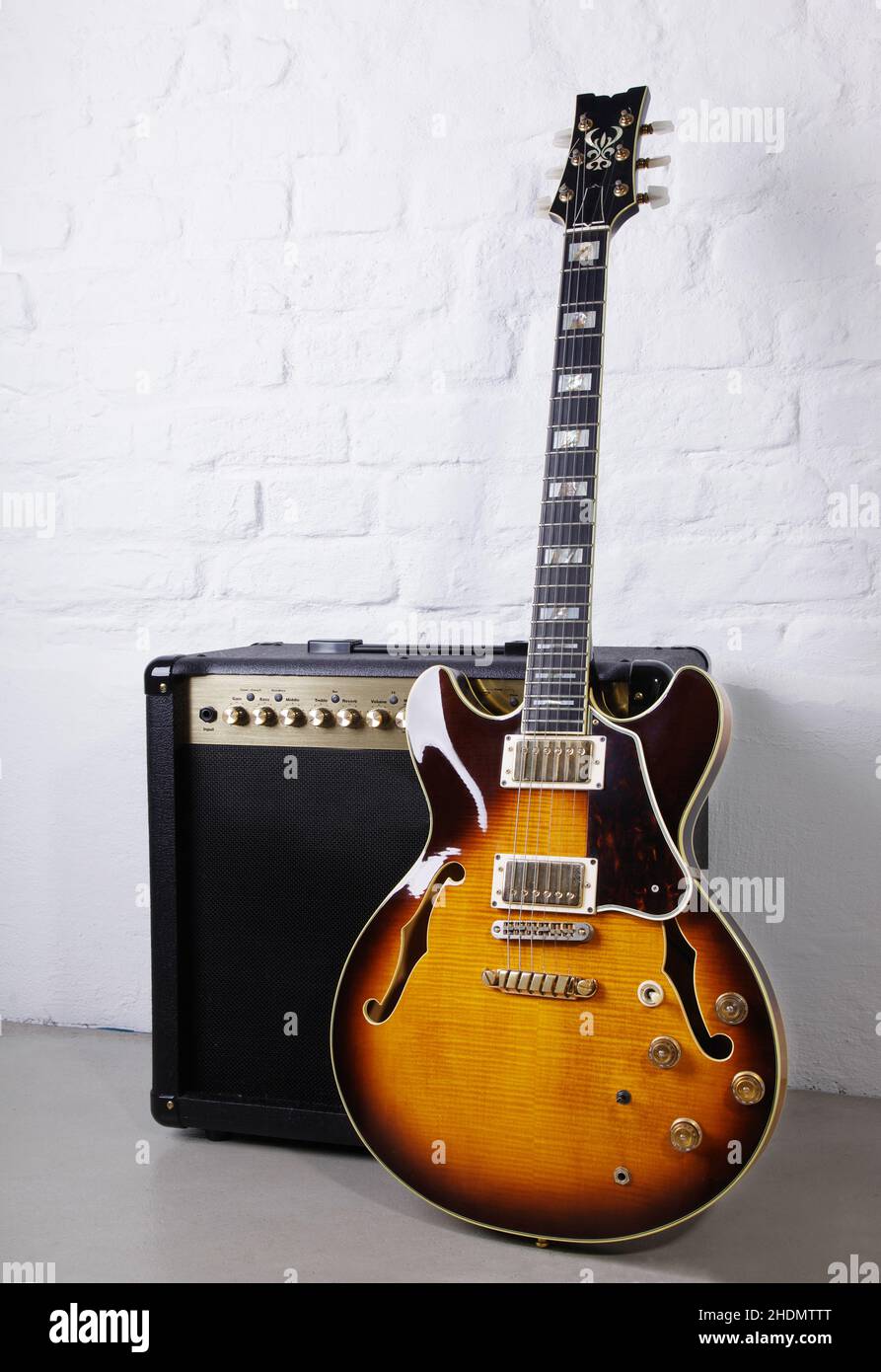 amplifiers, e guitar, amplifier Stock Photo - Alamy