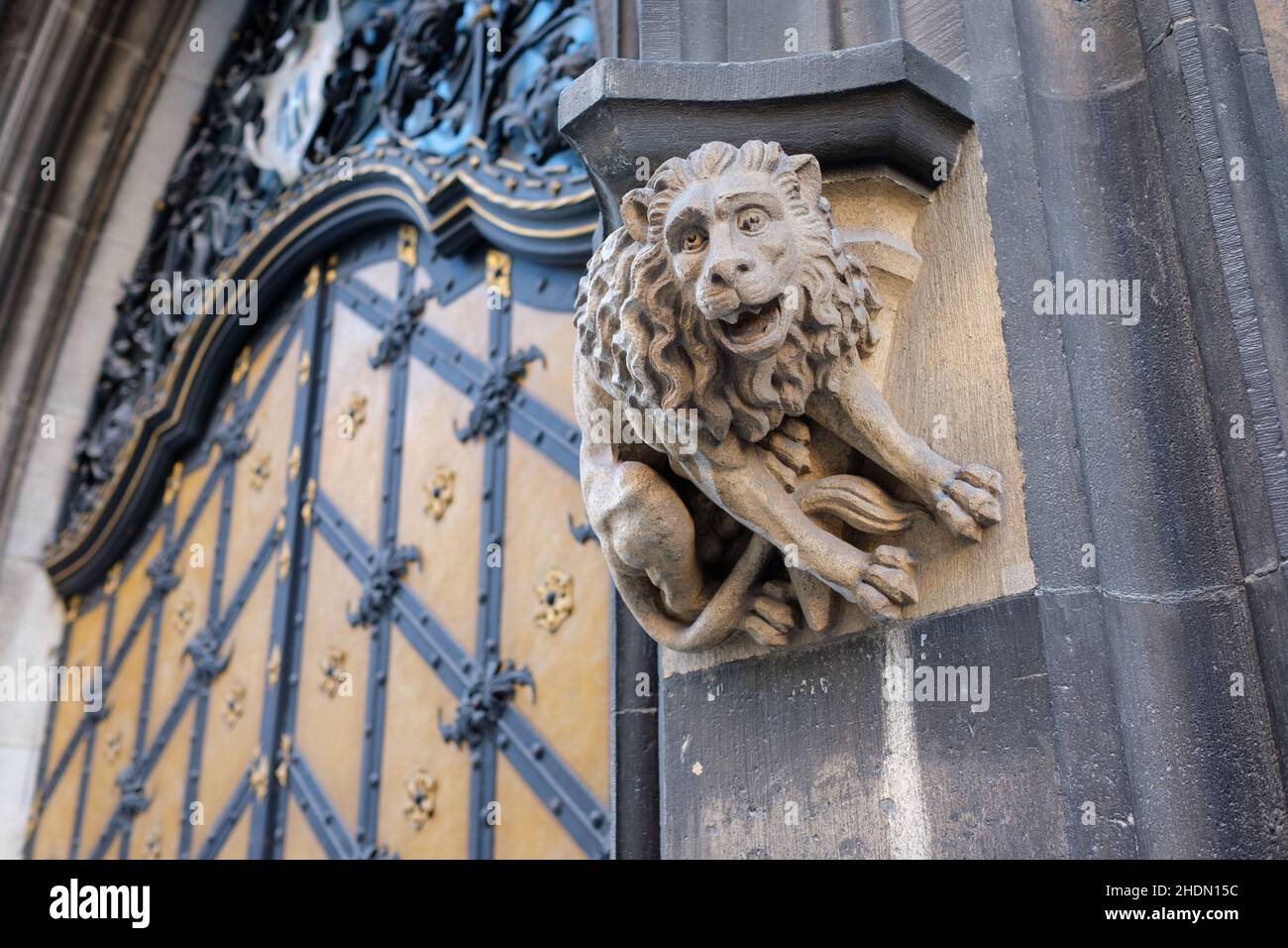 Wide shot statue outside building hi-res stock photography and images ...
