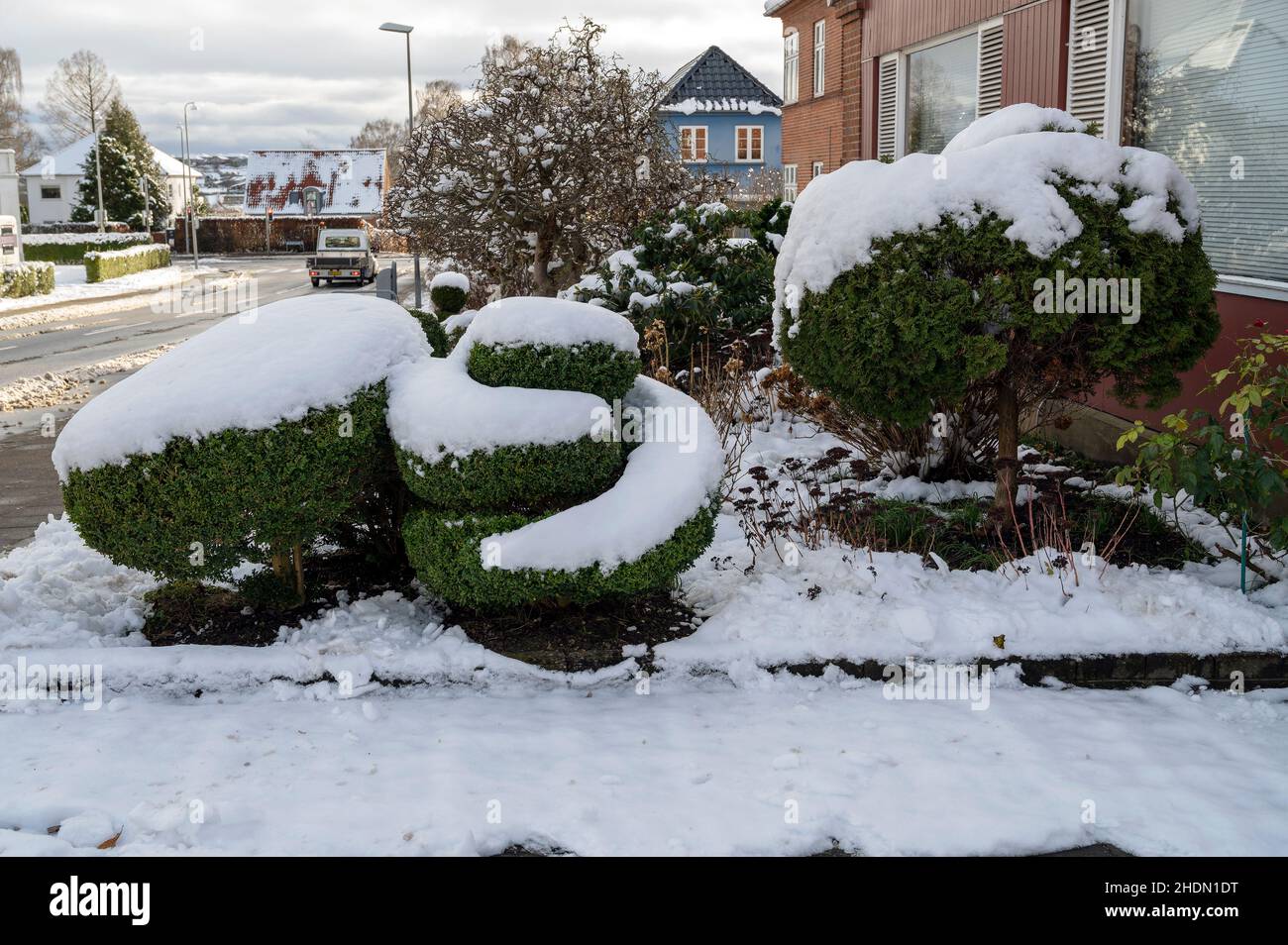 Snowy front yard hi-res stock photography and images - Alamy