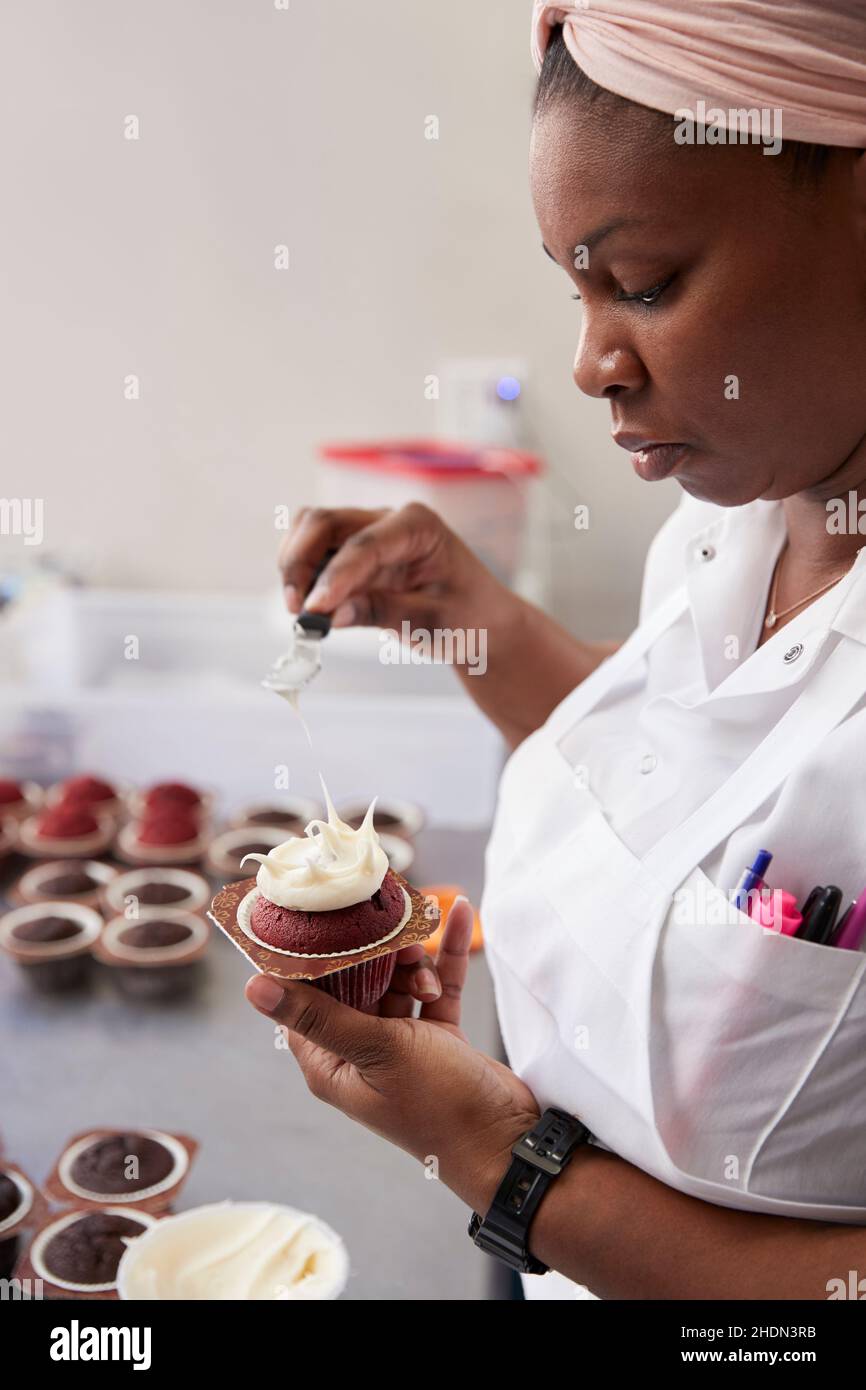 muffin, baker, frosting, muffins, bakers Stock Photo - Alamy