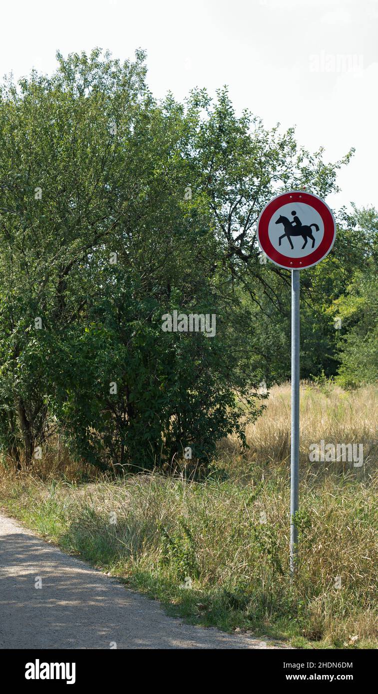 Horse riding road sign hi-res stock photography and images - Alamy