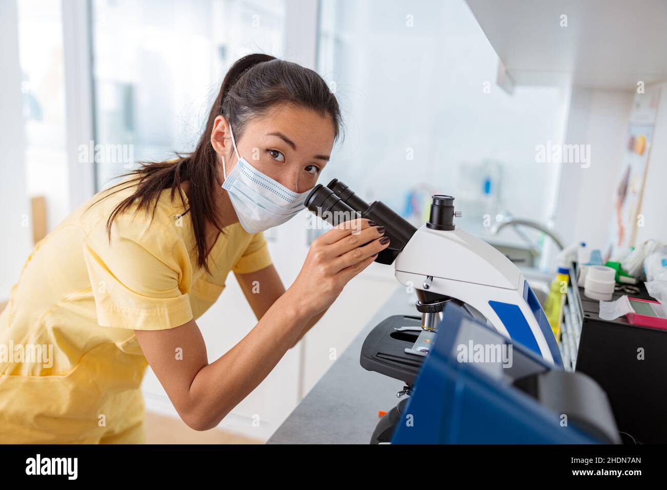 Female laboratory assistant hi-res stock photography and images - Alamy