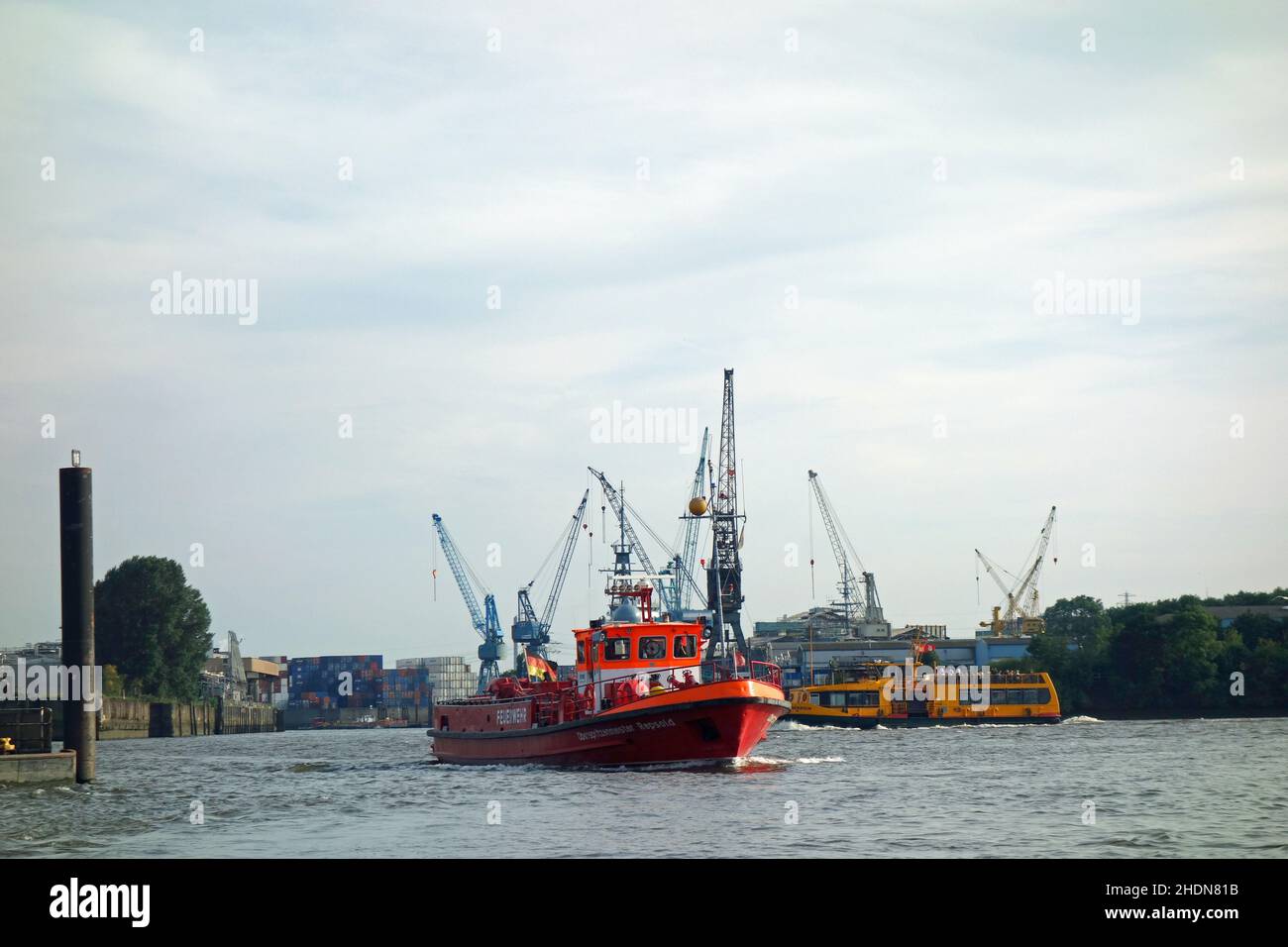 fireboat, fire rescue boat, fireboats, firefighter boat Stock Photo - Alamy