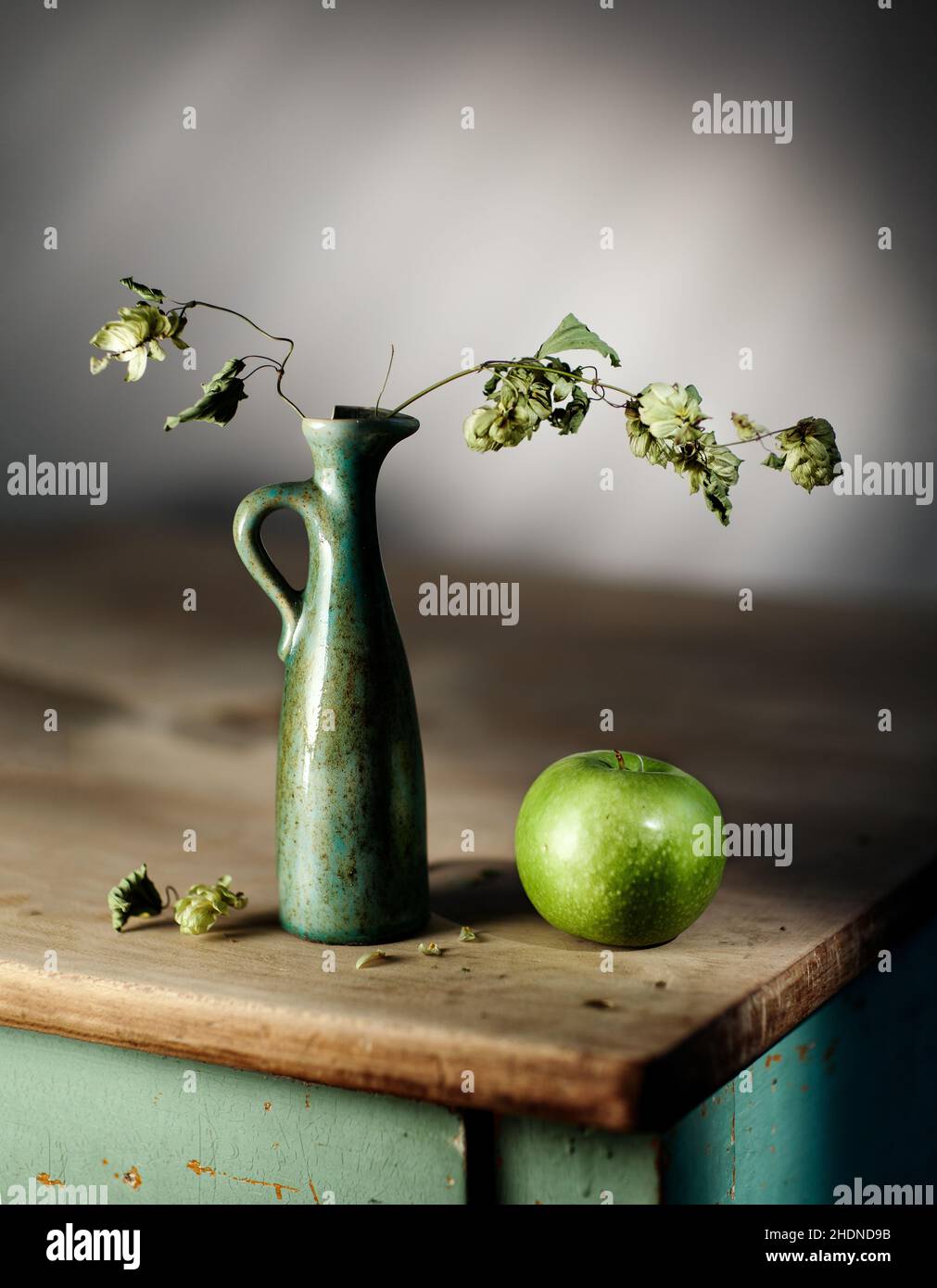 Vase with apples hi-res stock photography and images - Alamy