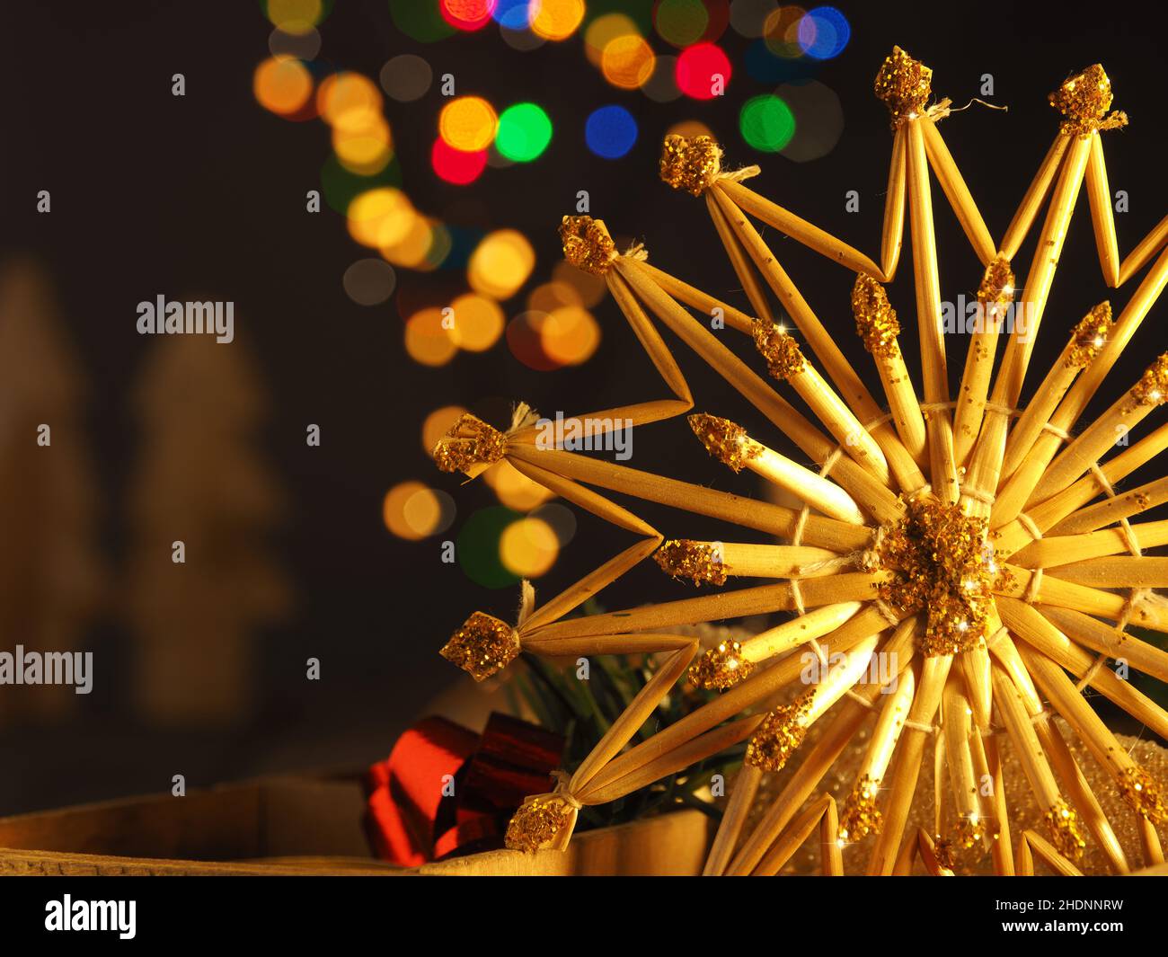 Straw christmas decorations star hi-res stock photography and images ...