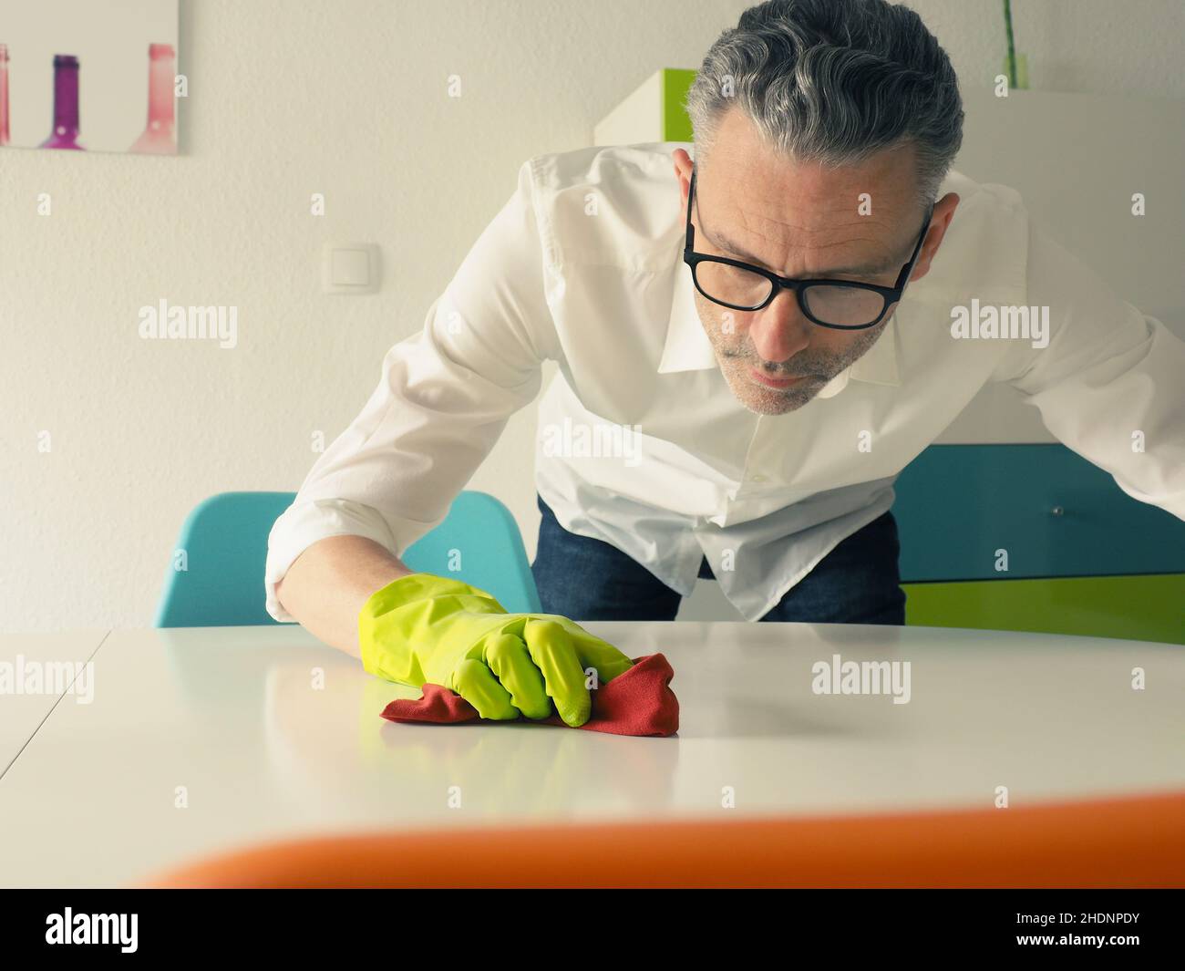 Person cleaning tables hi-res stock photography and images - Alamy