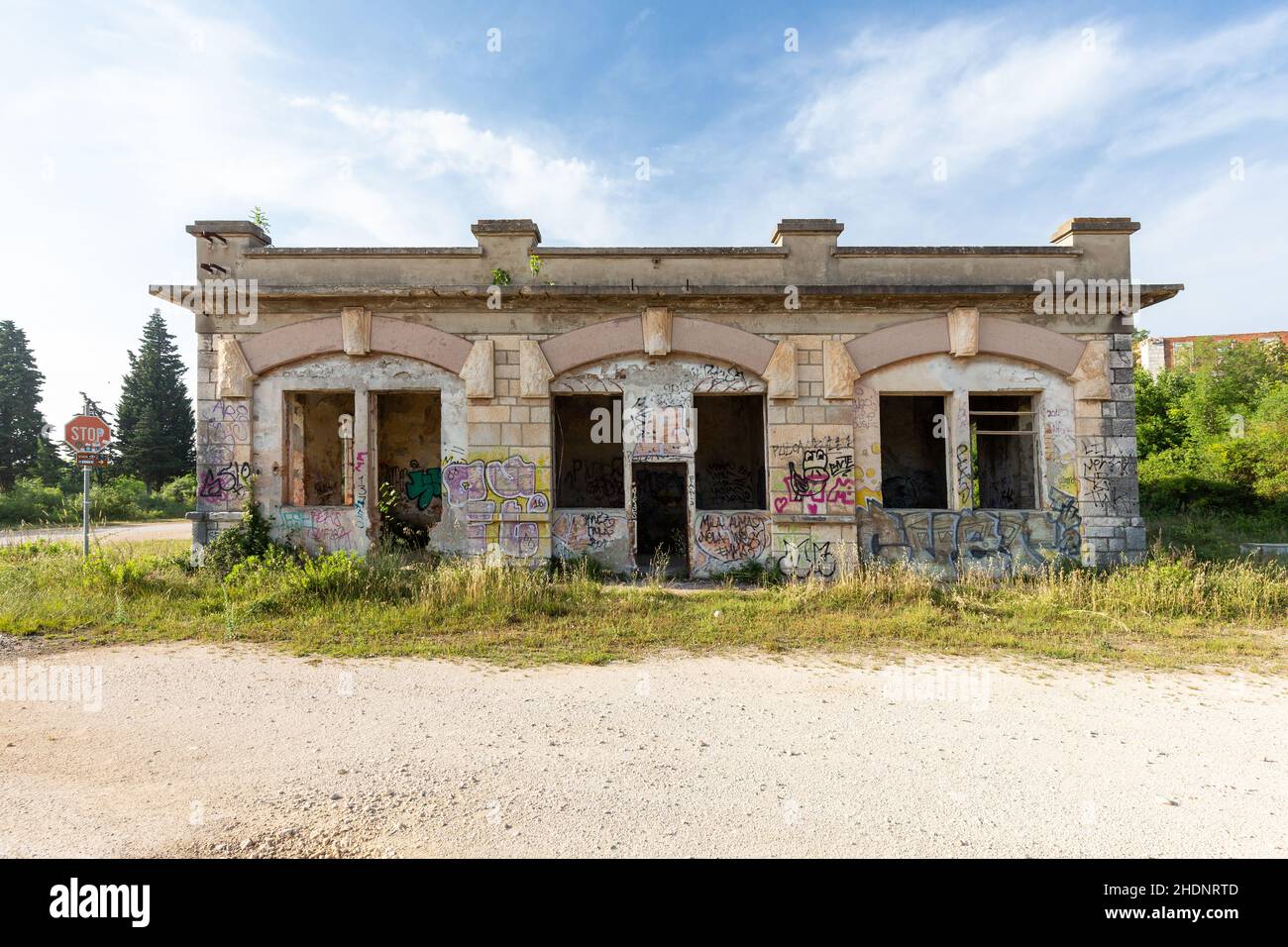 Ruin destroyed hi-res stock photography and images - Alamy