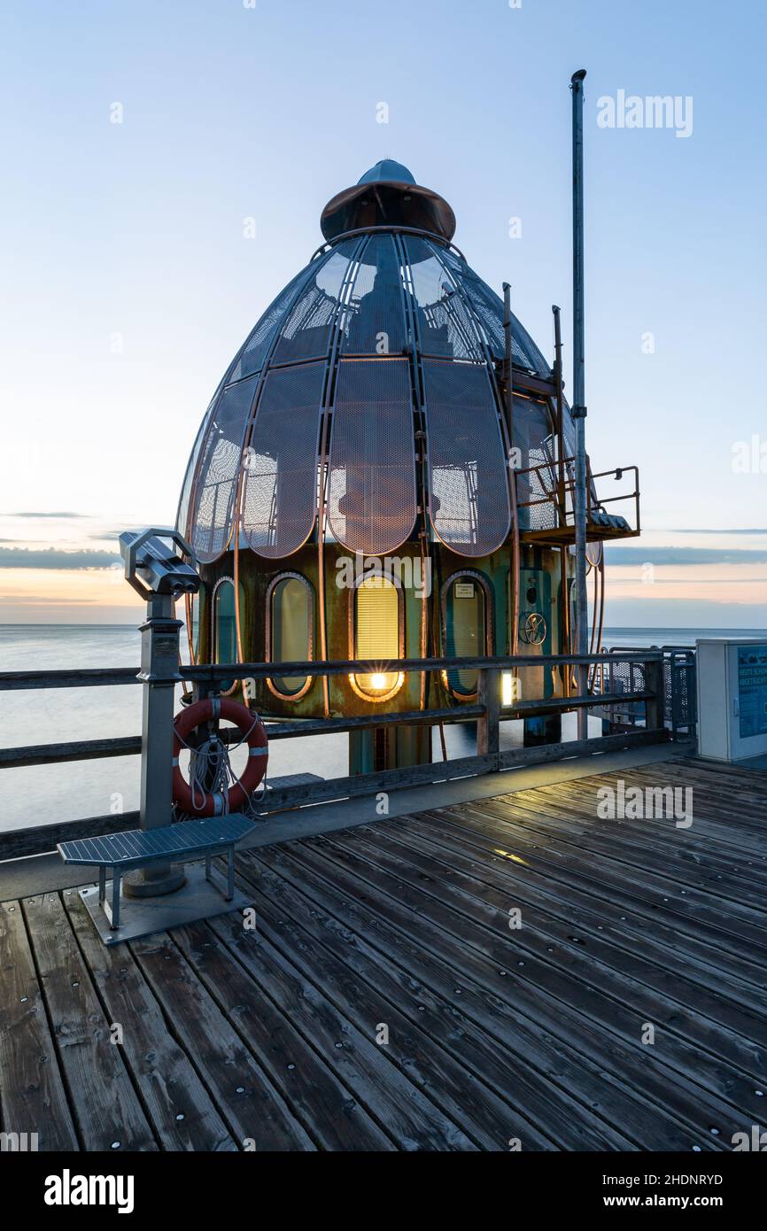 Diving bell hi-res stock photography and images - Alamy