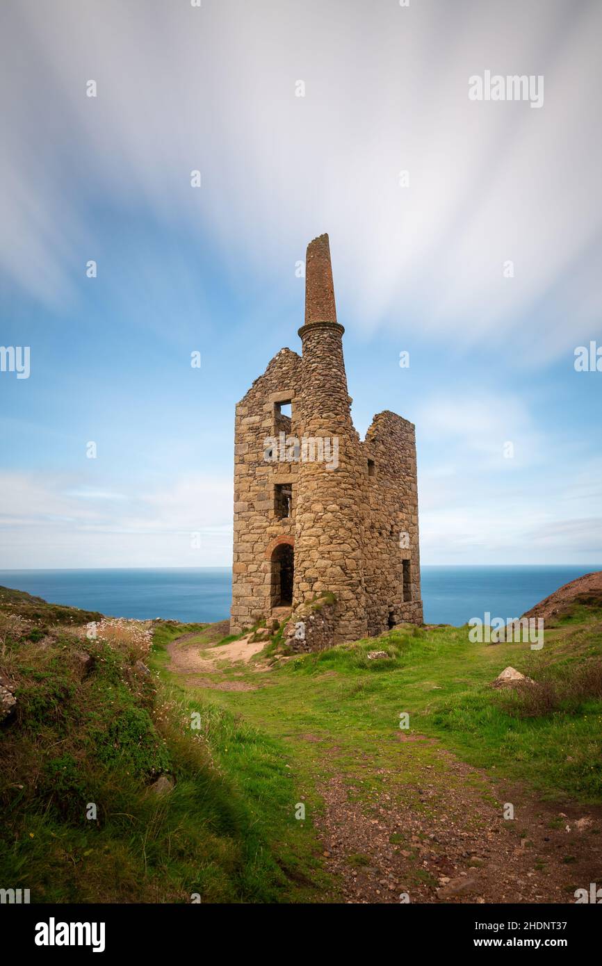 Old mines cornwall hi-res stock photography and images - Alamy