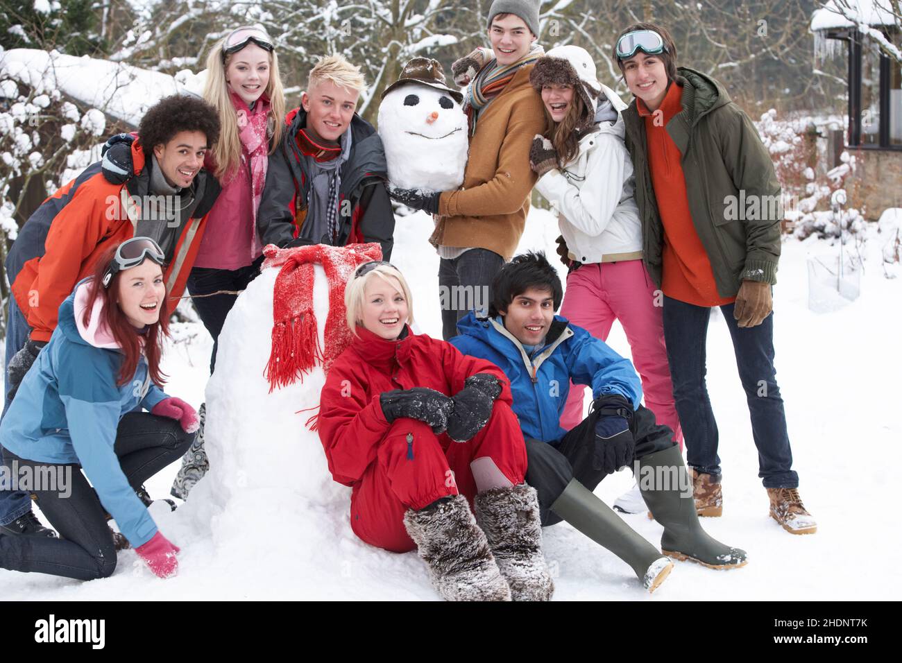 Friends building snowman hi-res stock photography and images - Alamy