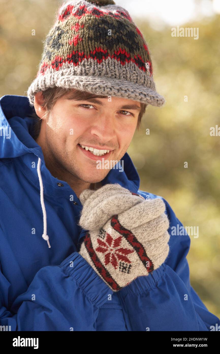 Person outdoors shivering young hi-res stock photography and images - Alamy