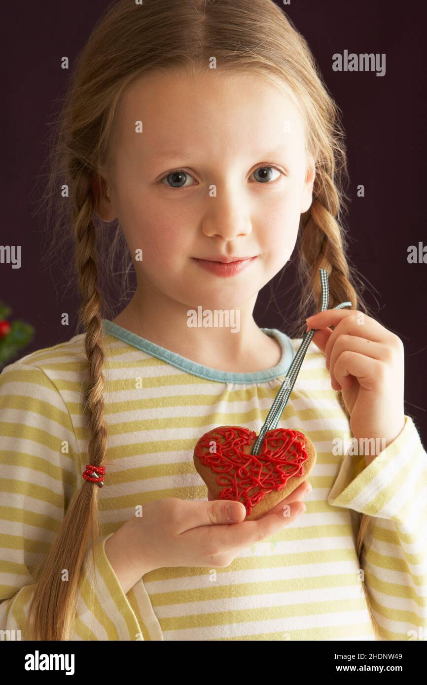 Girl showing gingerbread cookie hi-res stock photography and images - Alamy