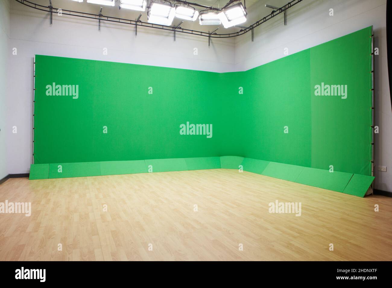 Tv studio set green screen hi-res stock photography and images - Alamy