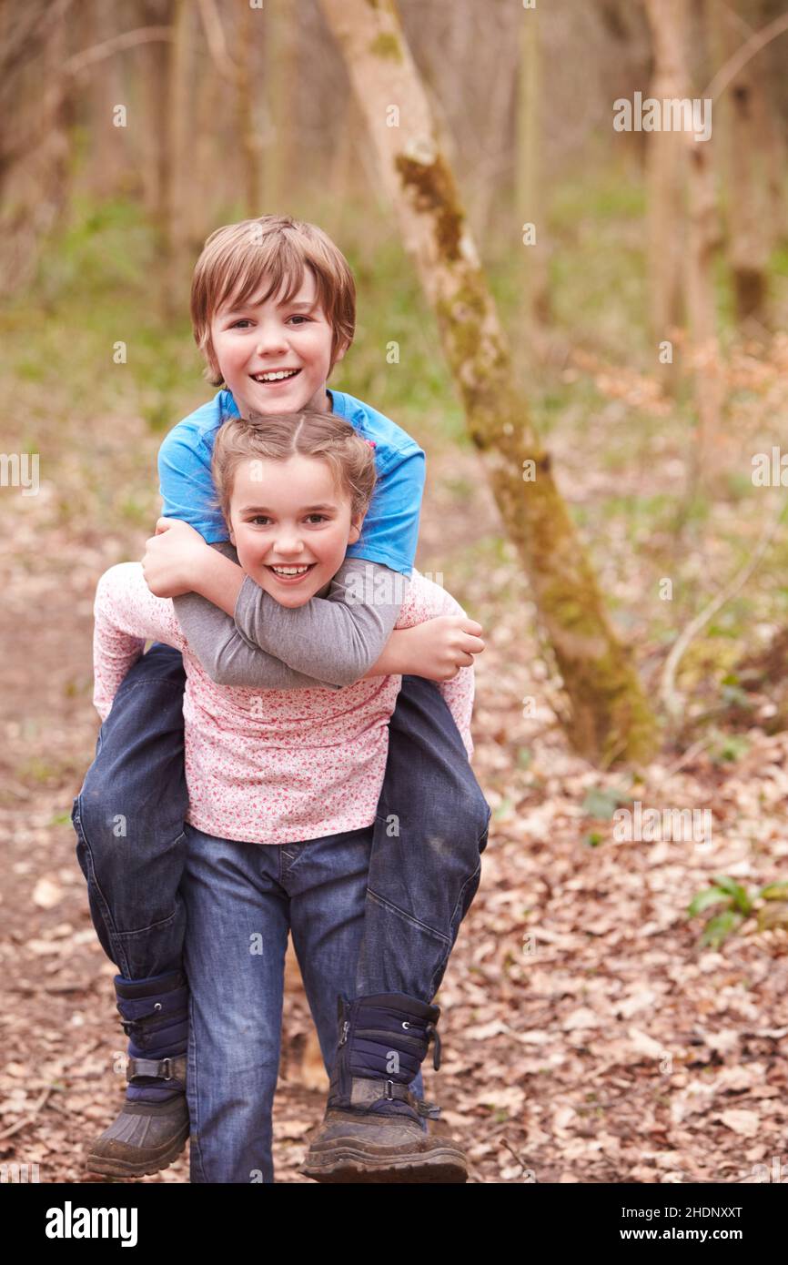 Piggybacks hi-res stock photography and images - Alamy