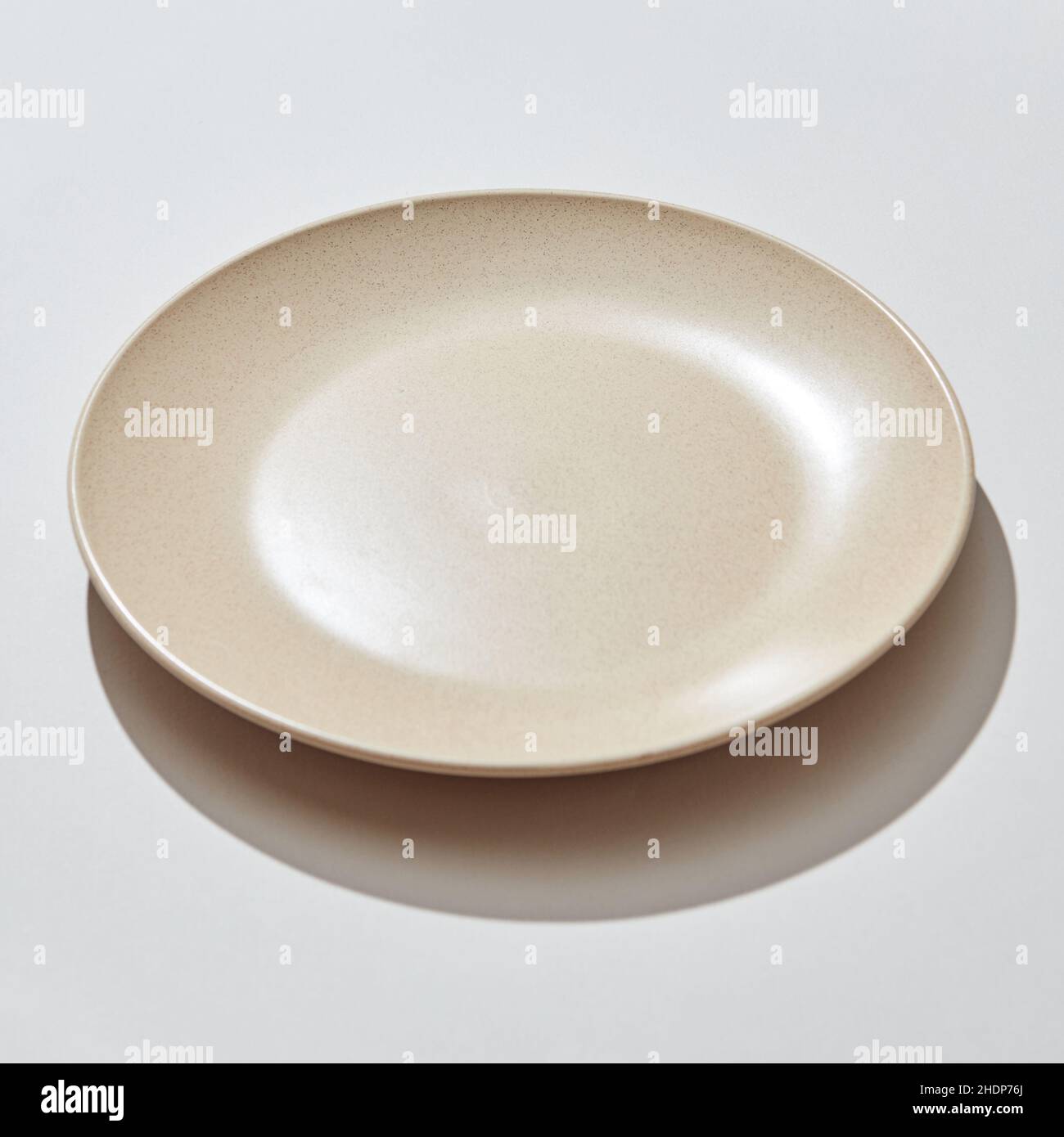 Simple plates hi-res stock photography and images - Alamy