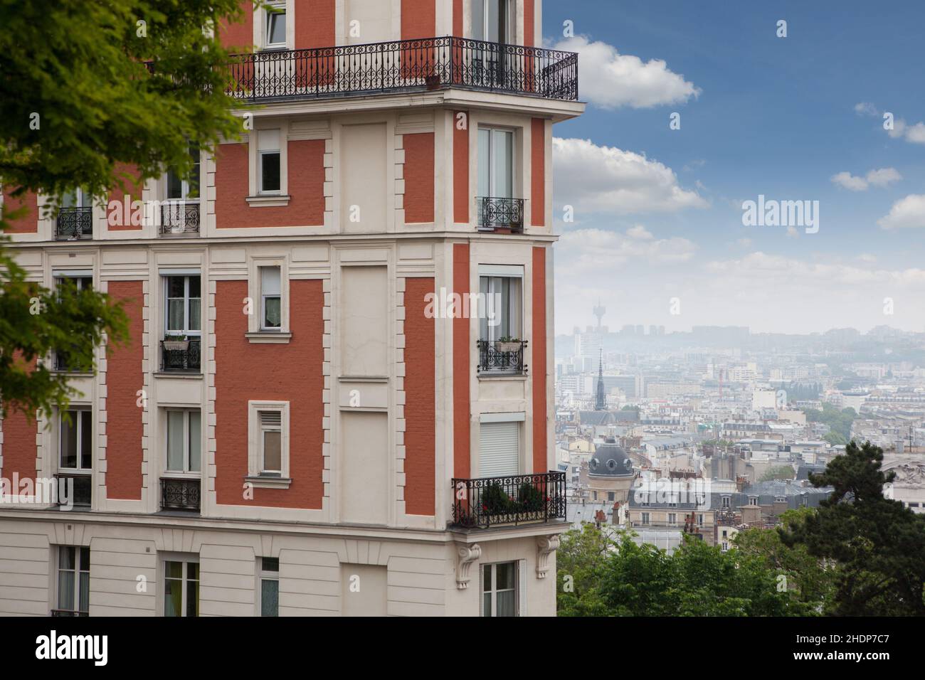 Paris houses hi-res stock photography and images - Alamy