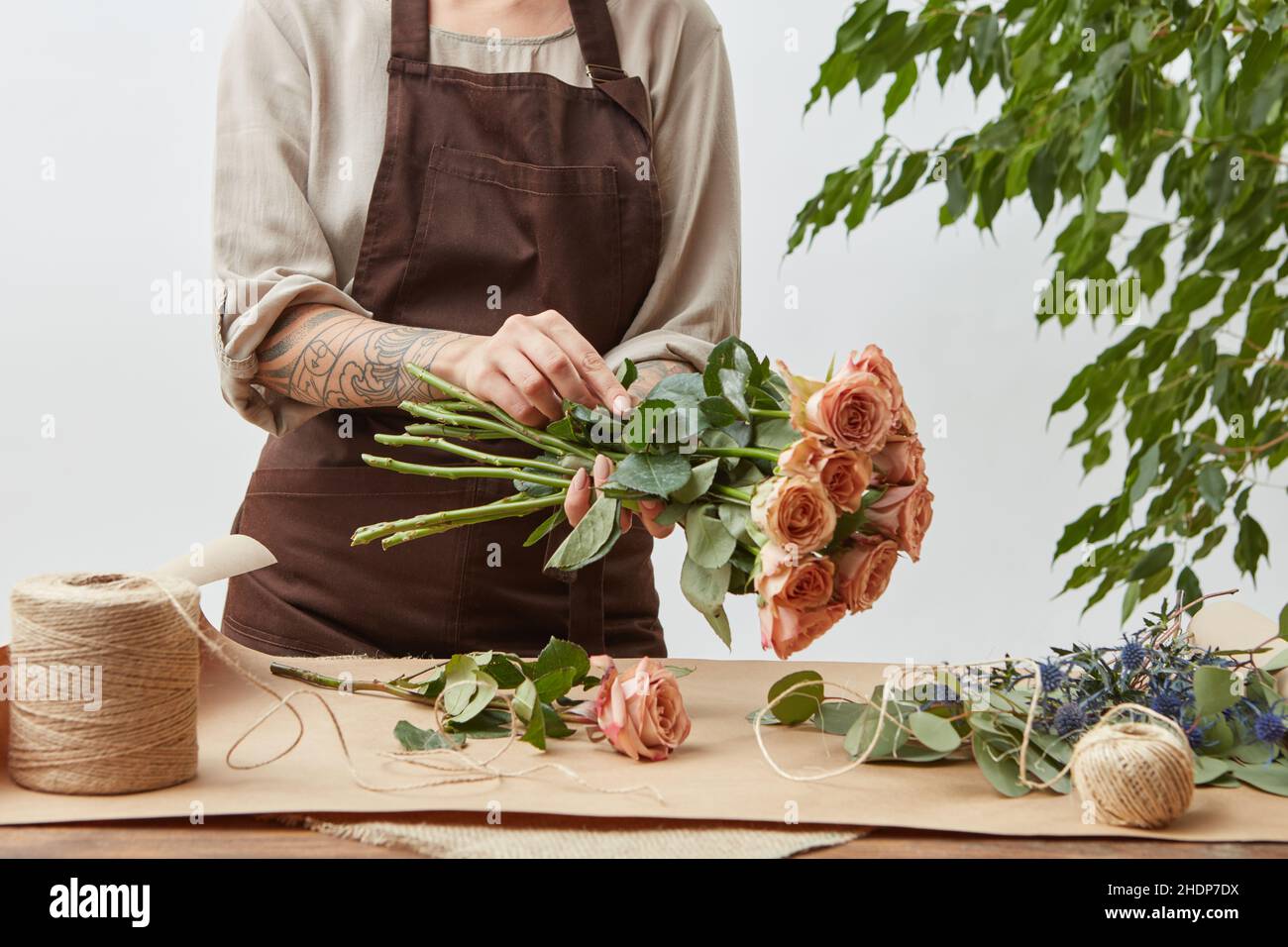 bouquet, tying, florist, bouquets, lashing, florists Stock Photo - Alamy