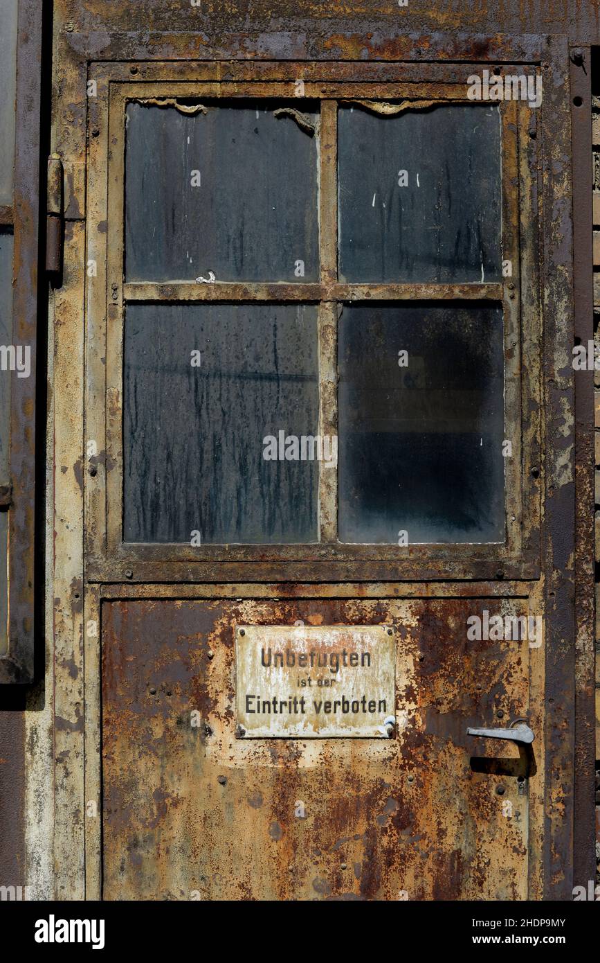 Workshop doors hi-res stock photography and images - Alamy