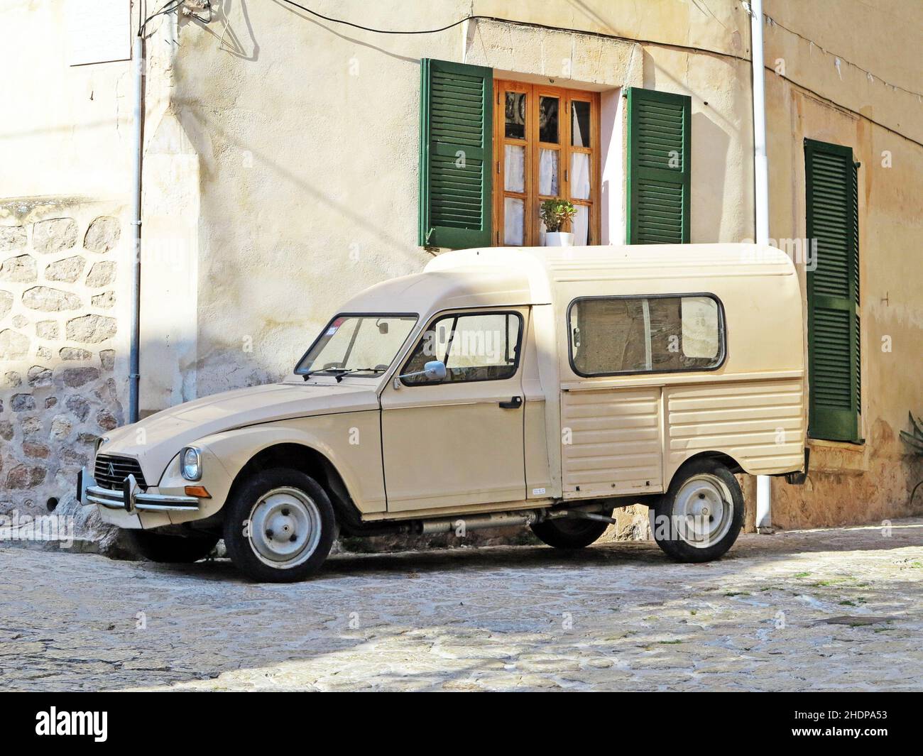 Vans and car hi-res stock photography and images - Alamy