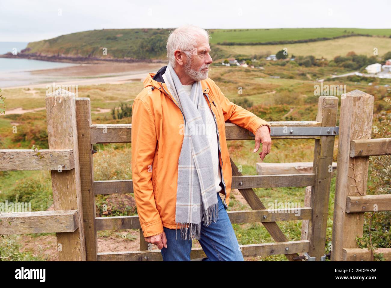 Seniors hiking uk hi-res stock photography and images - Alamy