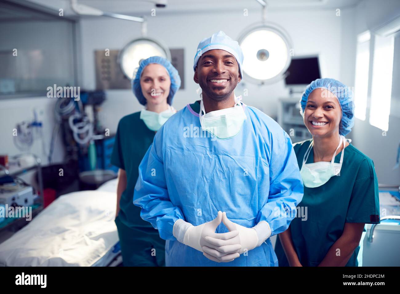Lady surgeons hi-res stock photography and images - Alamy