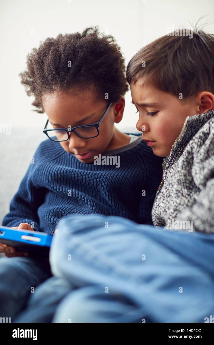 Two kids playing video games hi-res stock photography and images - Alamy