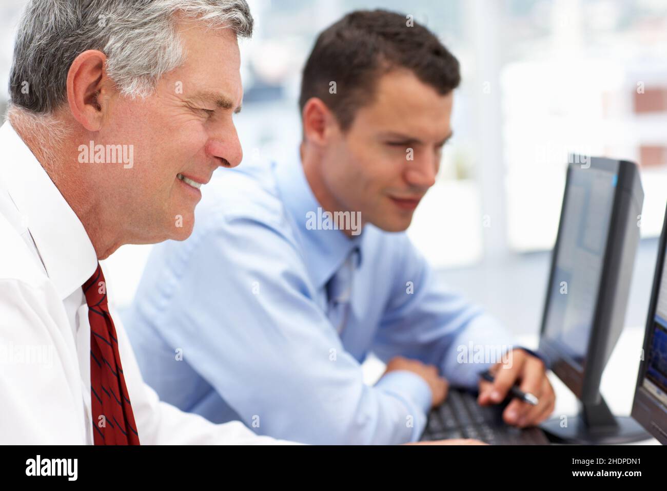 Teamwork teamworks worker workers hi-res stock photography and images ...