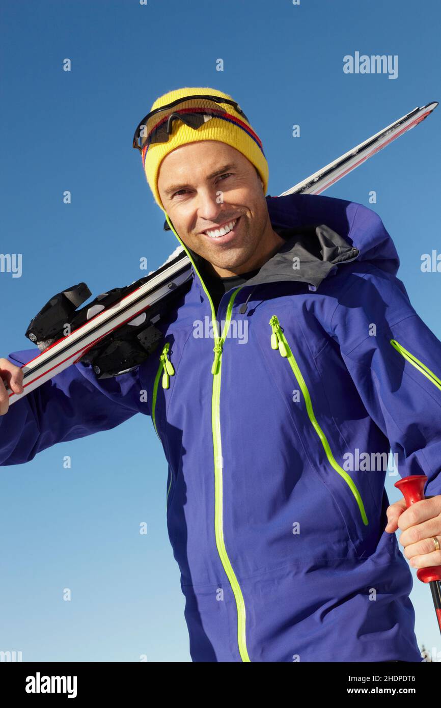 Man male carrying skis hi-res stock photography and images - Alamy