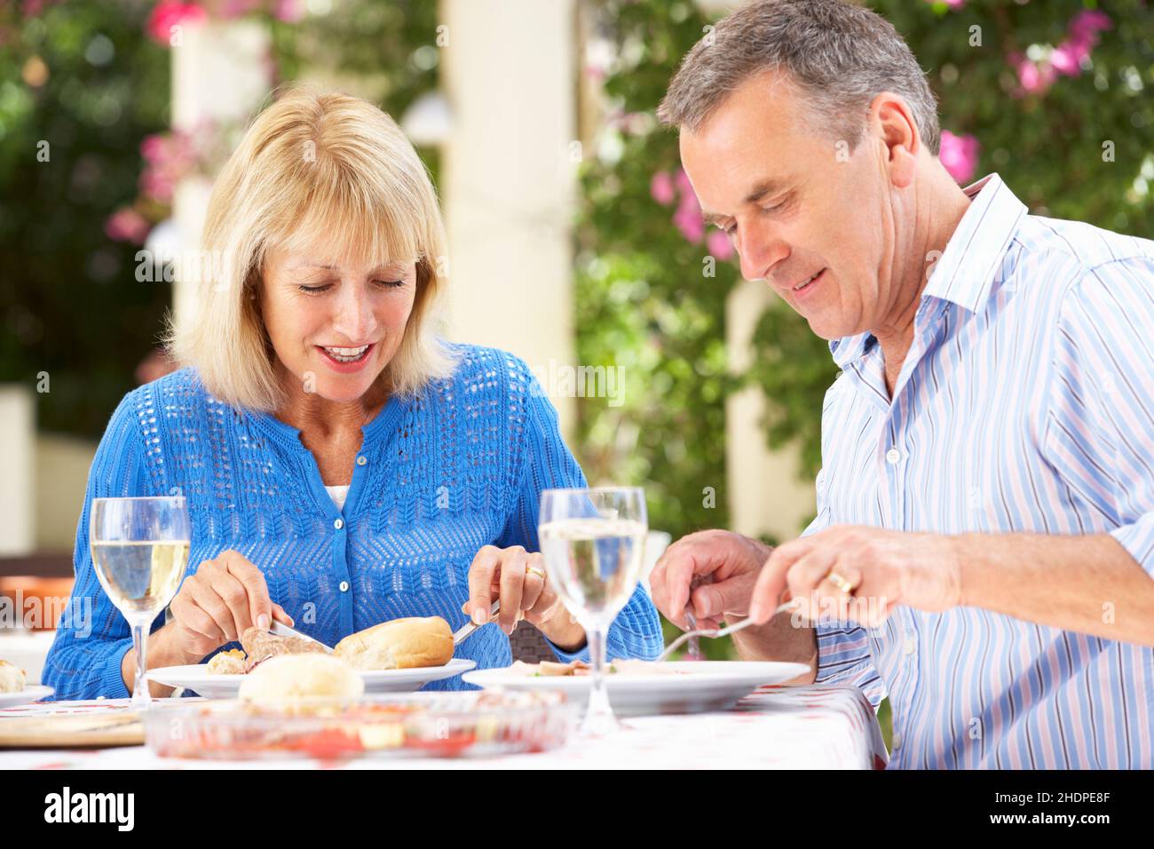2 people eating drinking outside hi-res stock photography and images ...