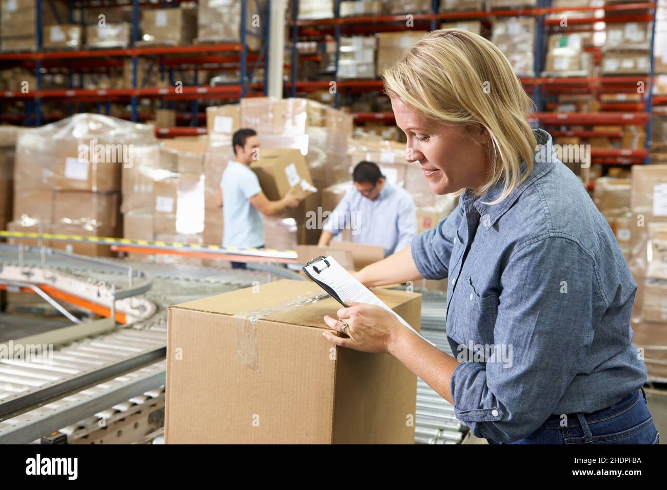 Man packing warehouse shelf hi-res stock photography and images - Alamy