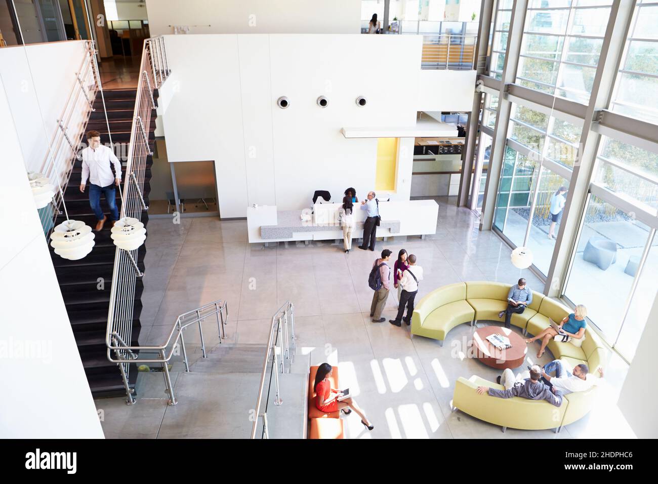 Office building lobby and crowd hi-res stock photography and images - Alamy