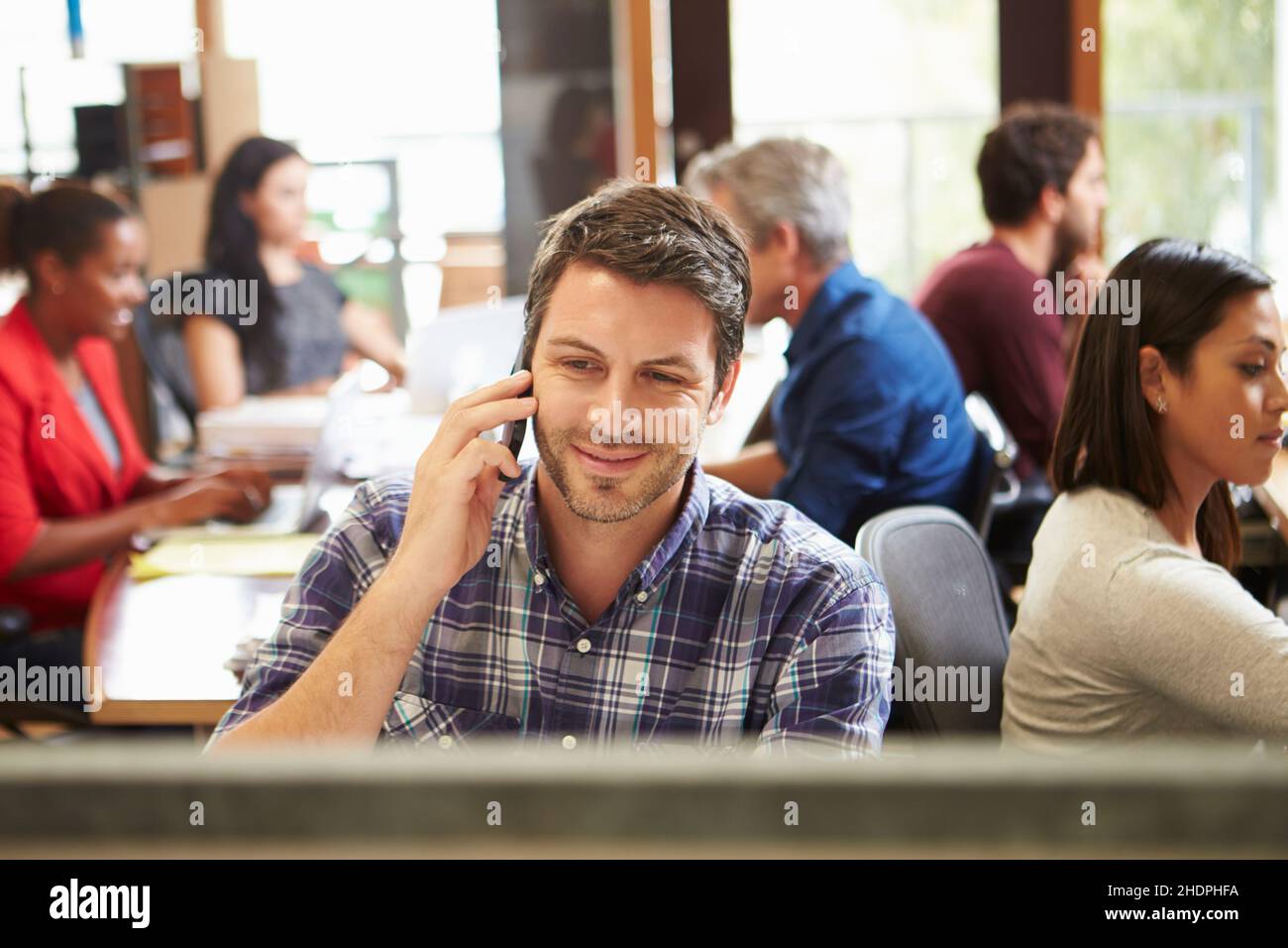 Using telephone in workplace hi-res stock photography and images - Alamy