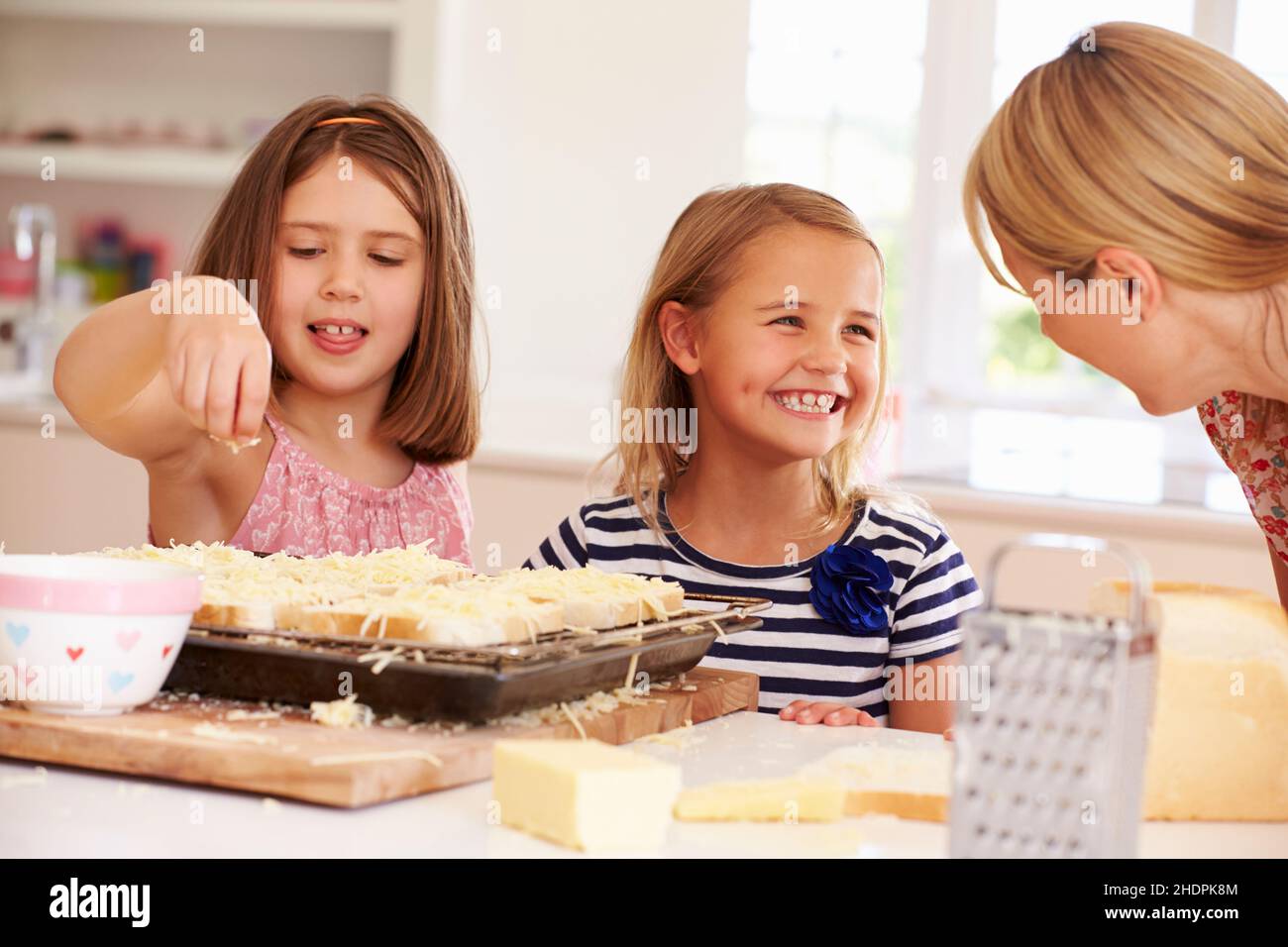 Mom cooking hi-res stock photography and images - Alamy