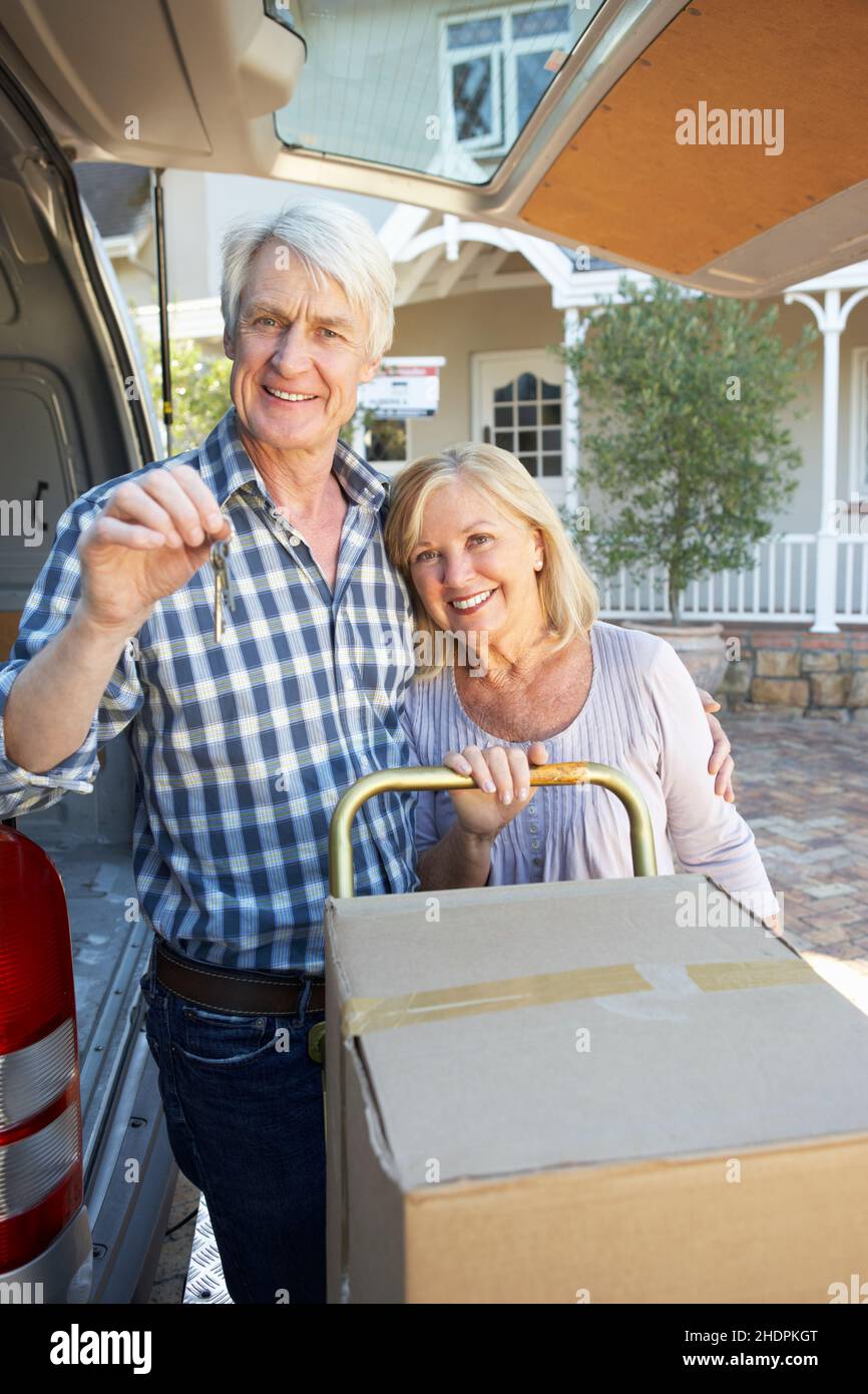 Older people moving house hi-res stock photography and images - Alamy