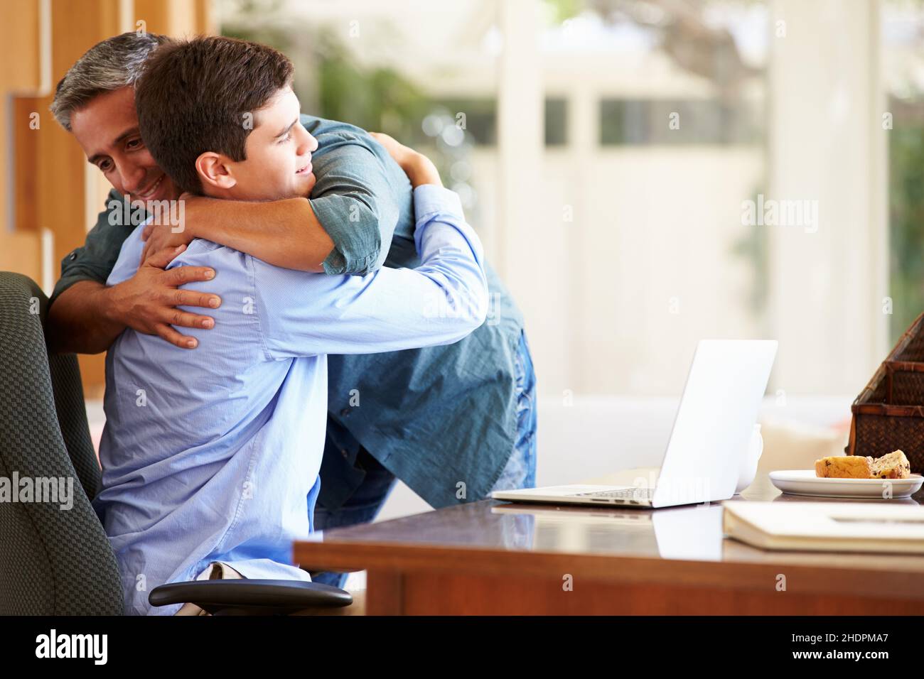 Father hugging teenage son hi-res stock photography and images - Alamy