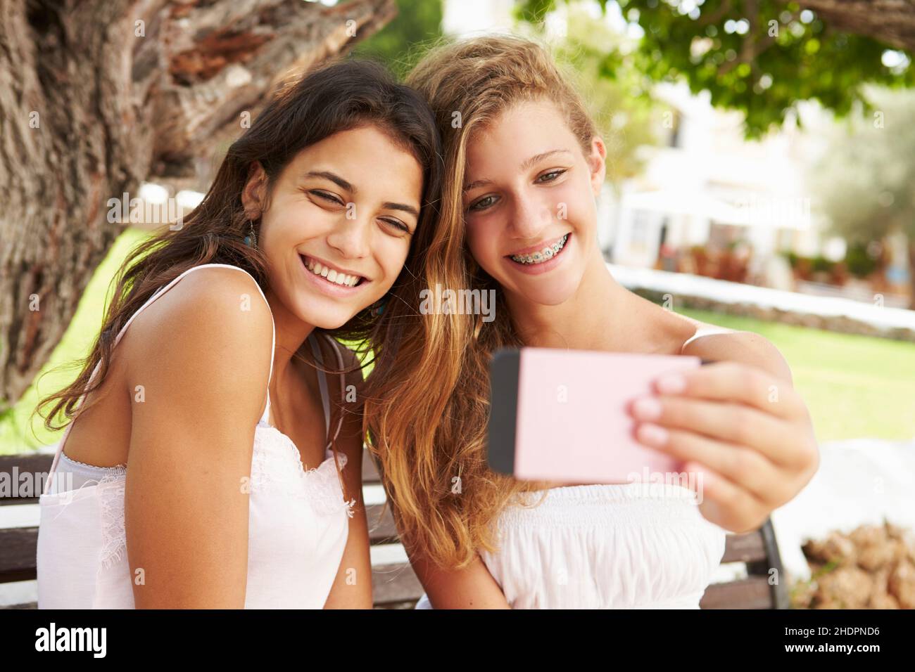Teenage girls smartphone bench hi-res stock photography and images - Alamy