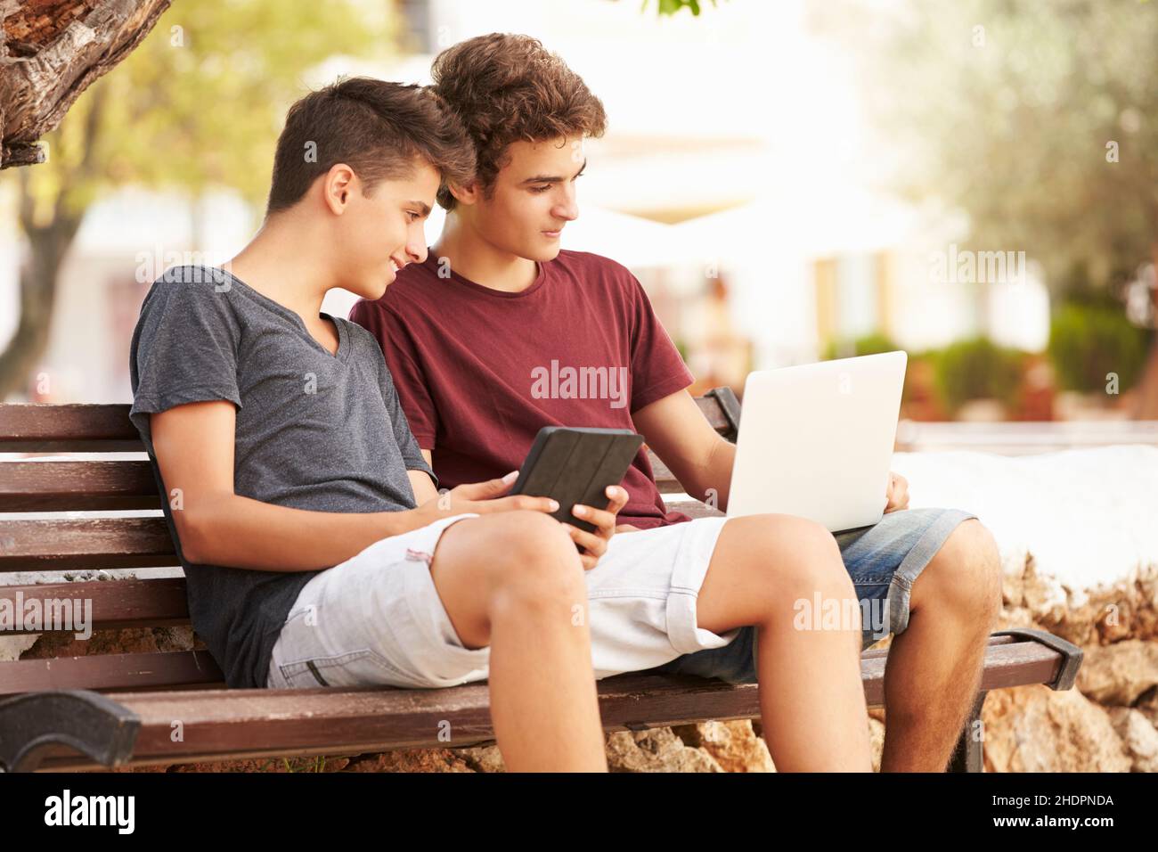2 teen boys using tablet hi-res stock photography and images - Alamy