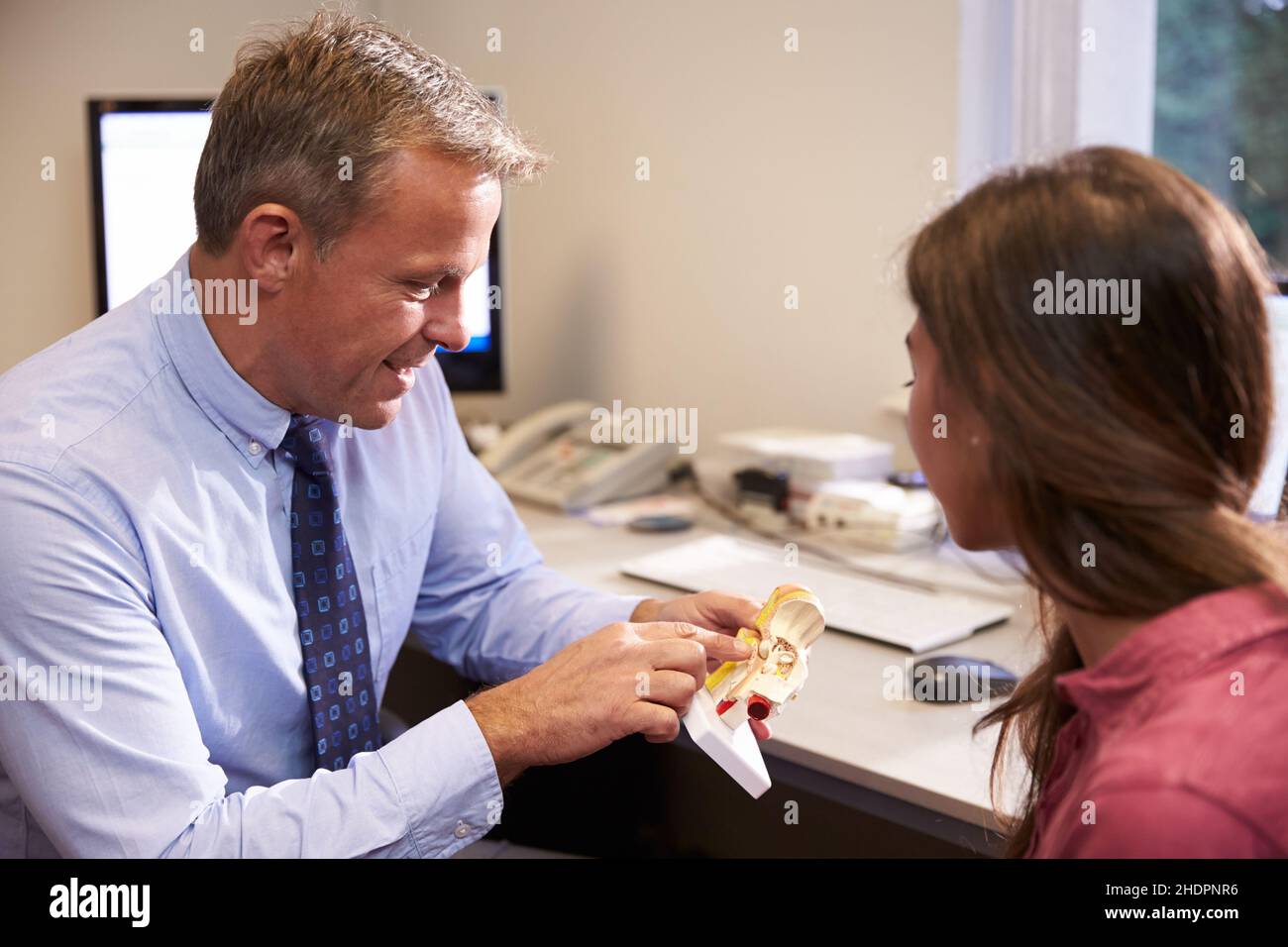 doctor, explaining, patient, doctors, patients Stock Photo - Alamy