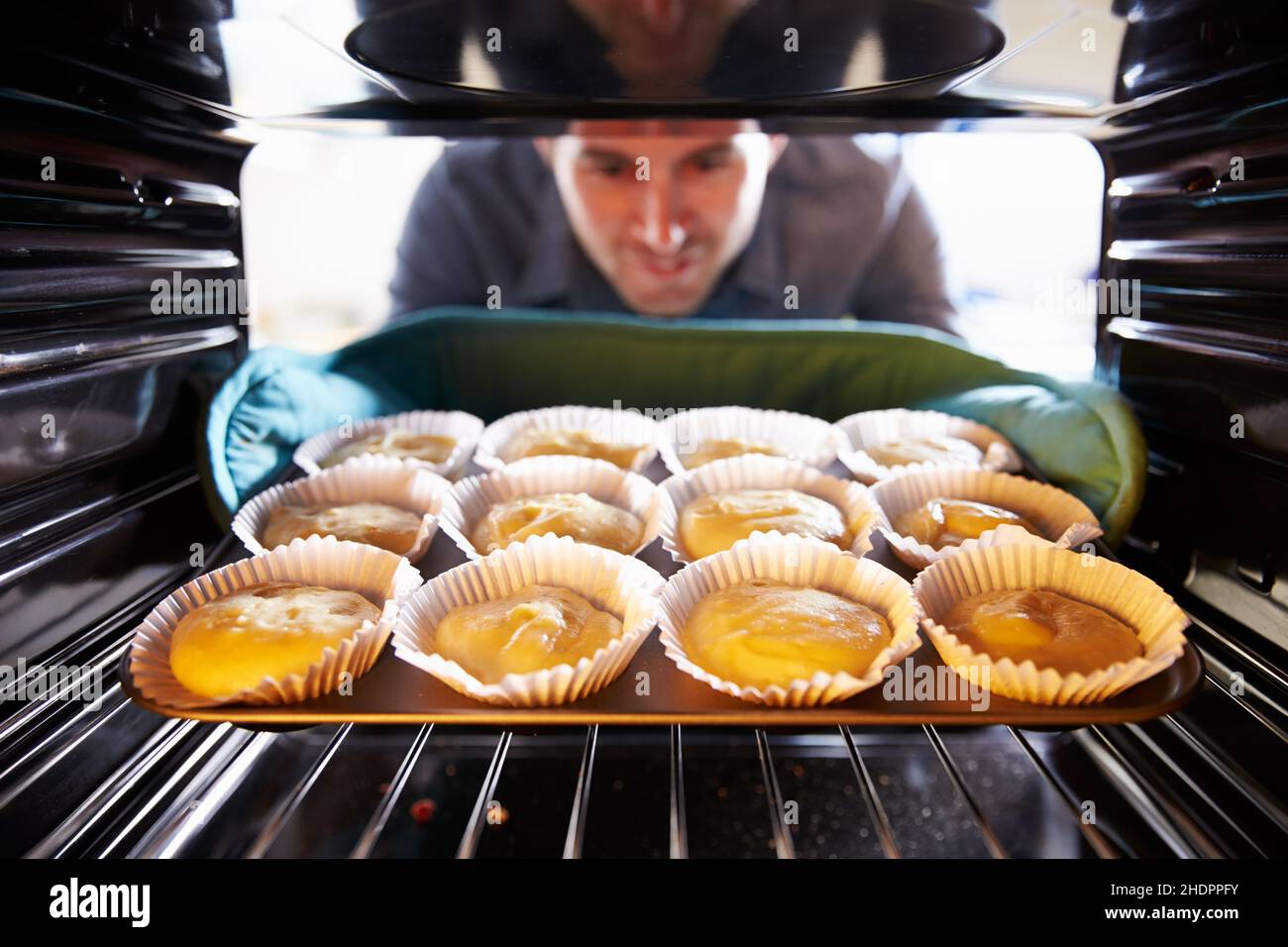 Baking oven muffin ovens hi-res stock photography and images - Alamy