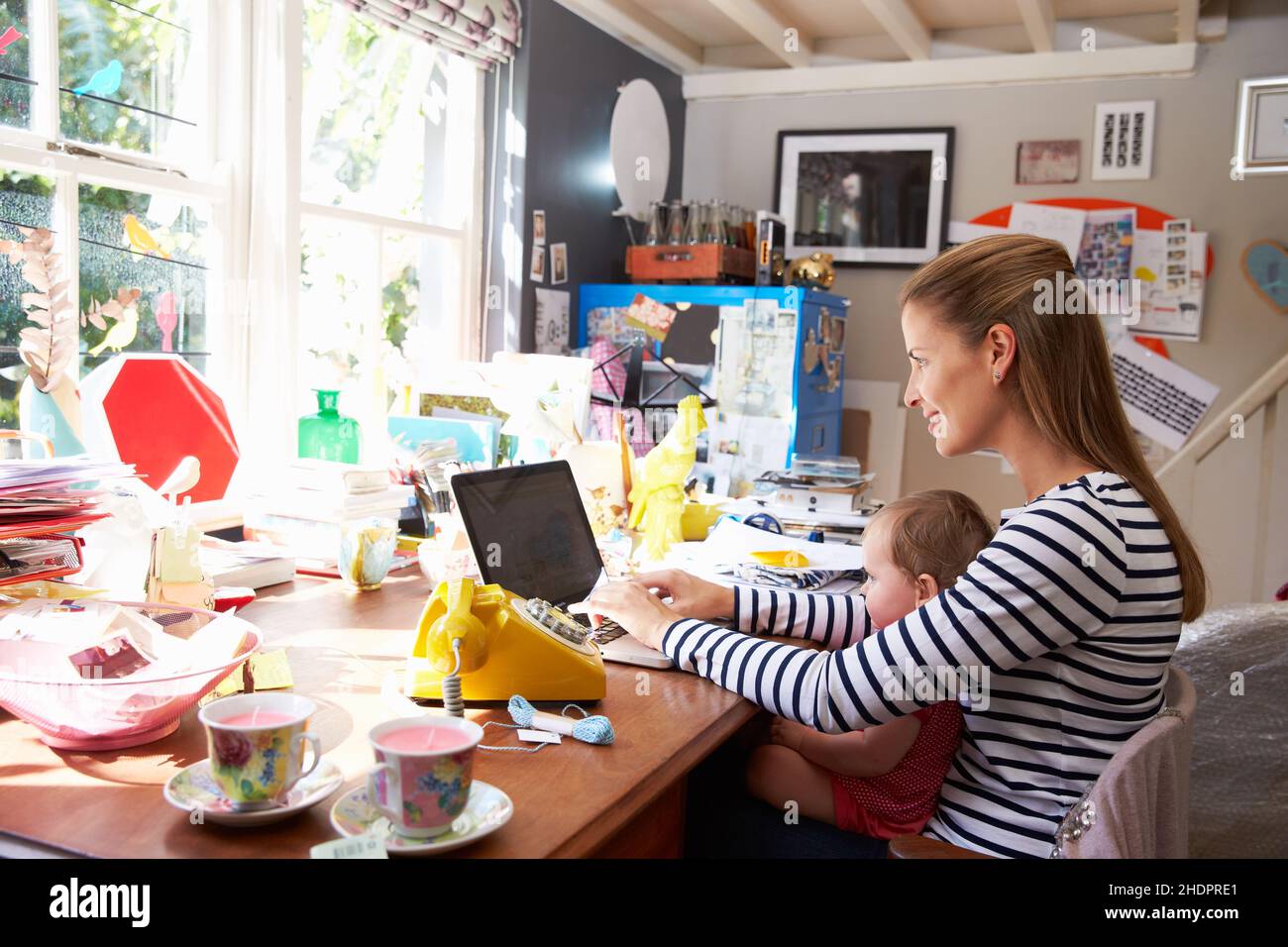 Multi tasking mum hi-res stock photography and images - Alamy