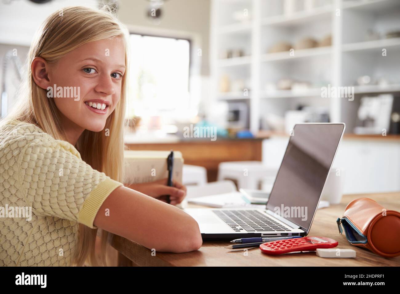 Teens learning about computers hi-res stock photography and images - Alamy