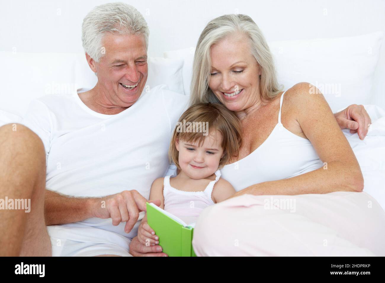Elderly reading to children hi-res stock photography and images - Alamy