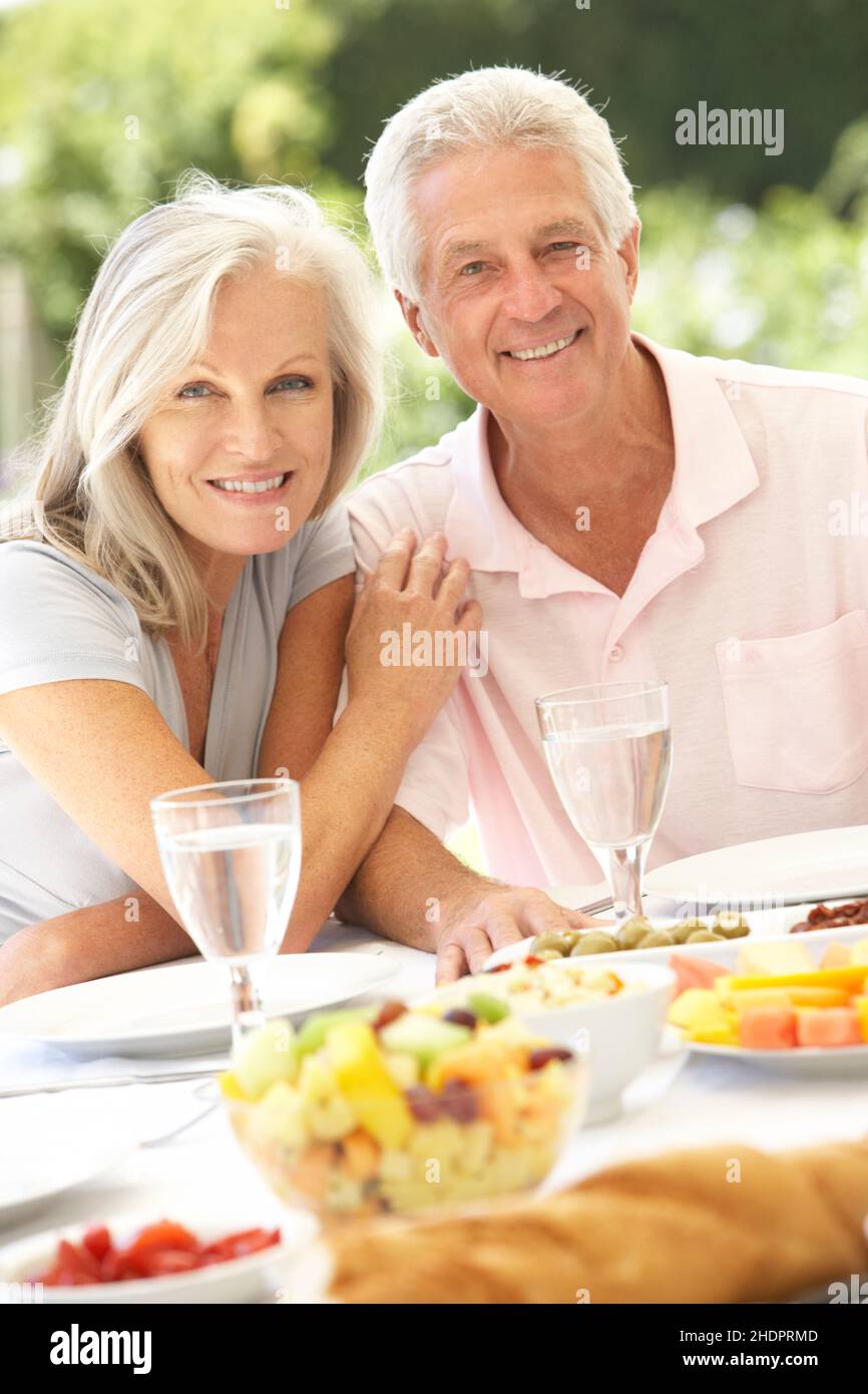 Two senior couples table hi-res stock photography and images - Alamy