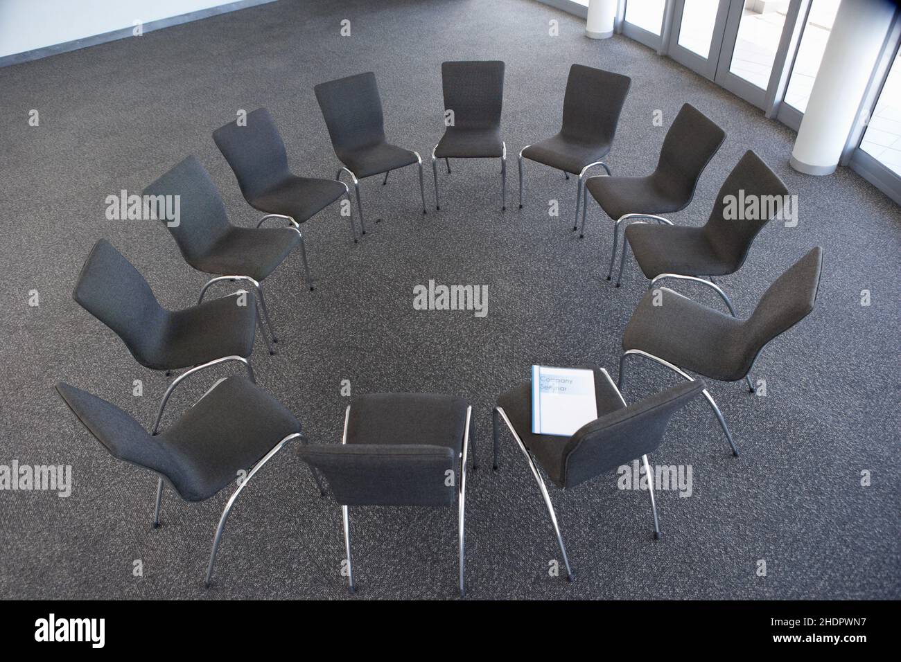 Circle of chairs hi-res stock photography and images - Alamy